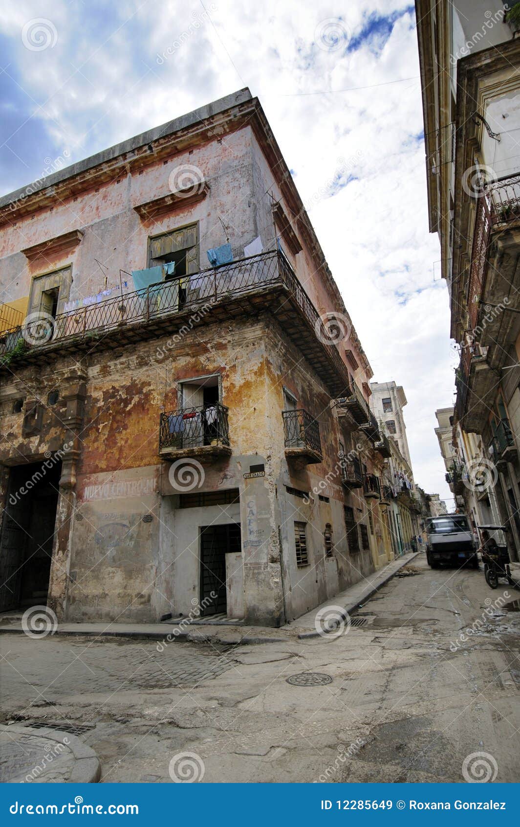 Havana Eroded Building Facade Stock Image - Image of edifice, corner ...
