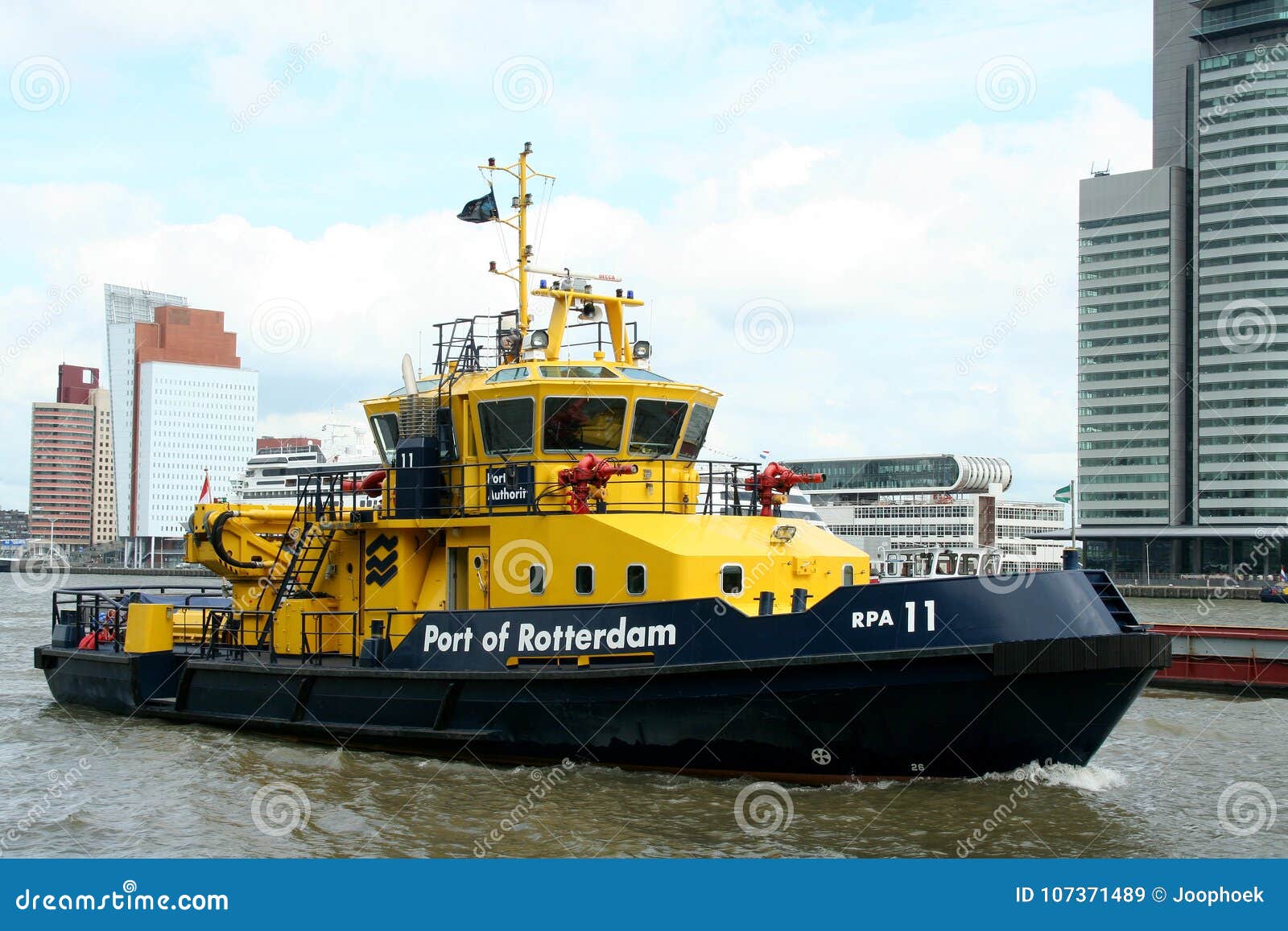 Haven Van De Sleepbootboot Van Rotterdam Redactionele Stock Afbeelding ...