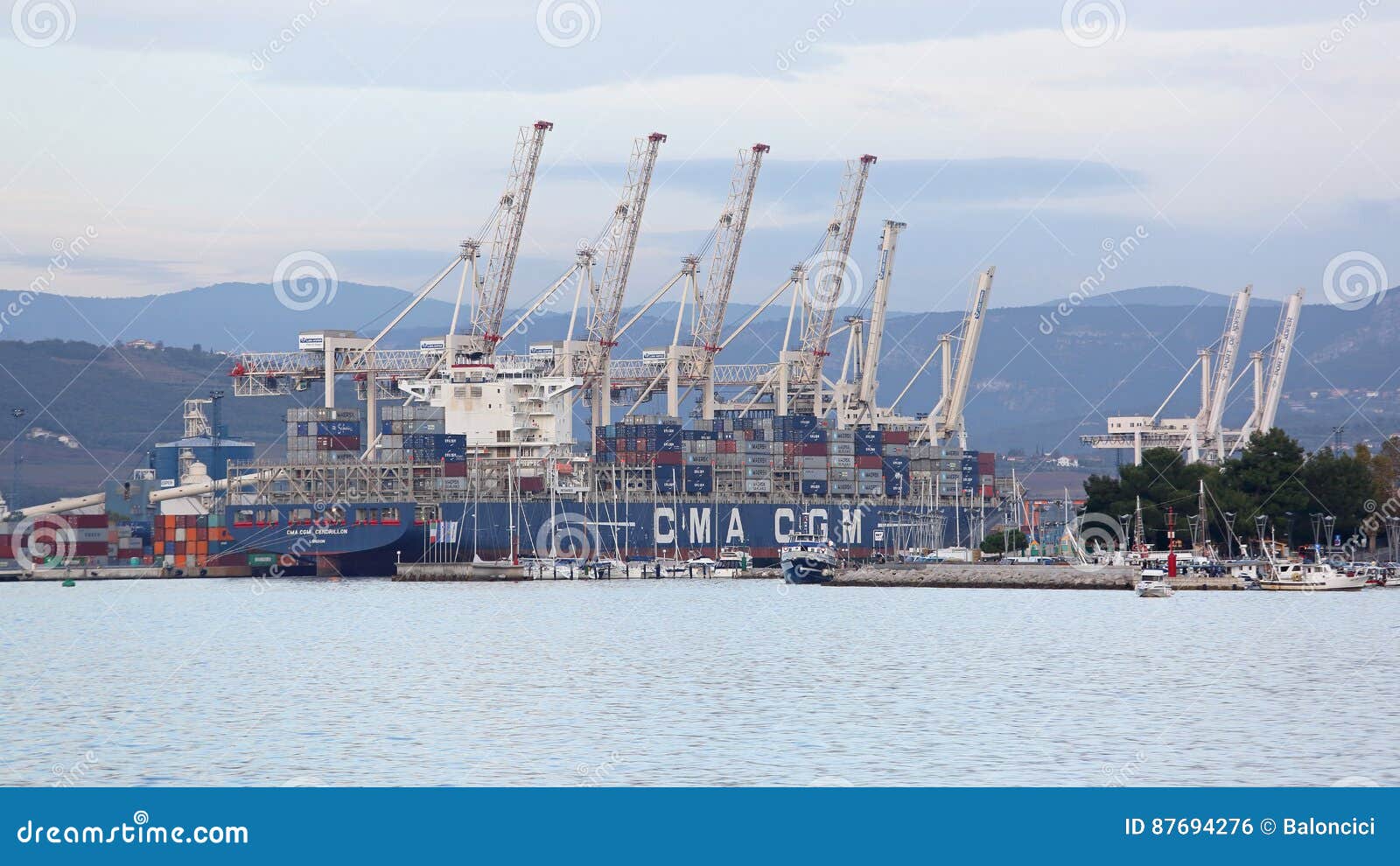 Haven van Koper redactionele foto. Image of terminal - 87694276