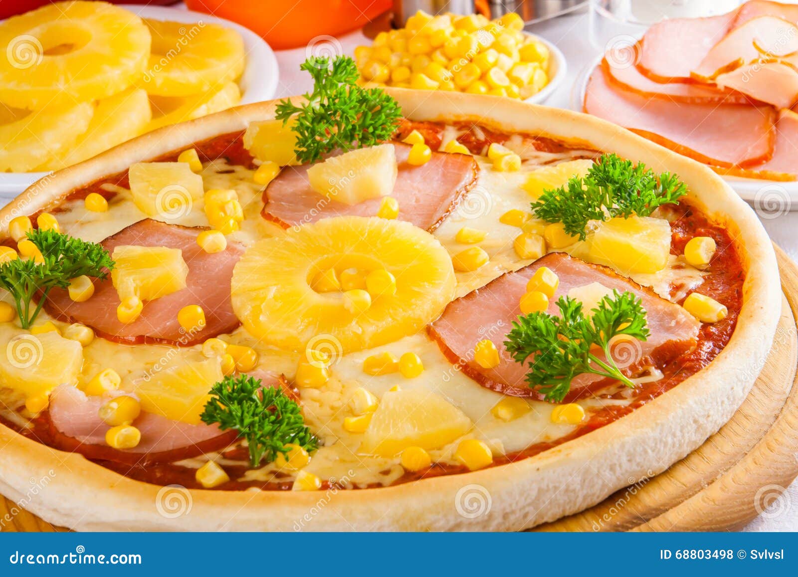 Hawaiische Pizza Mit Ananas Und Mais Stockfoto - Bild von tomate ...