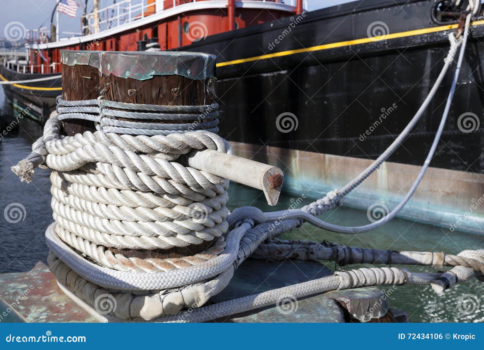 The Hawser on the Wooden Post Stock Photo - Image of entwine, bend ...