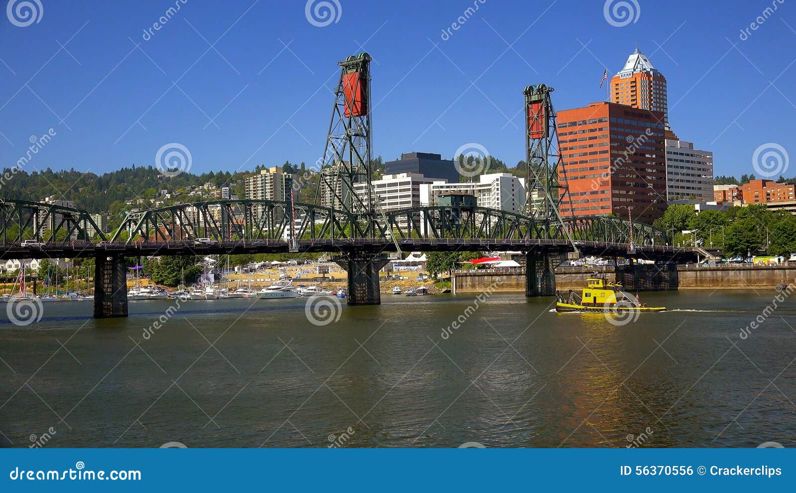 Hawthorne Bridge Over Willamette River a Portland, Oregon Fotografia ...