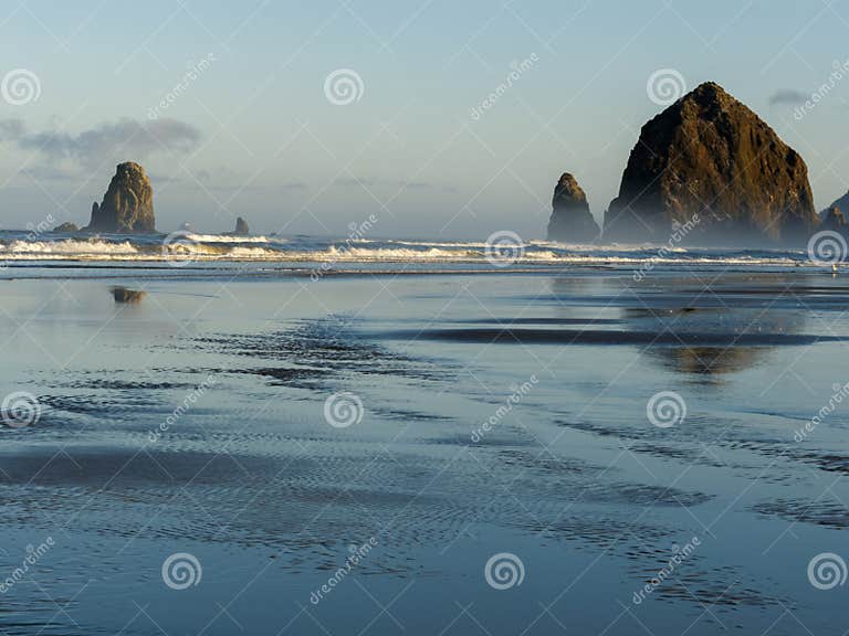 Haystack Rock, Cannon Beach, Oregon Stock Photo - Image of oregon ...