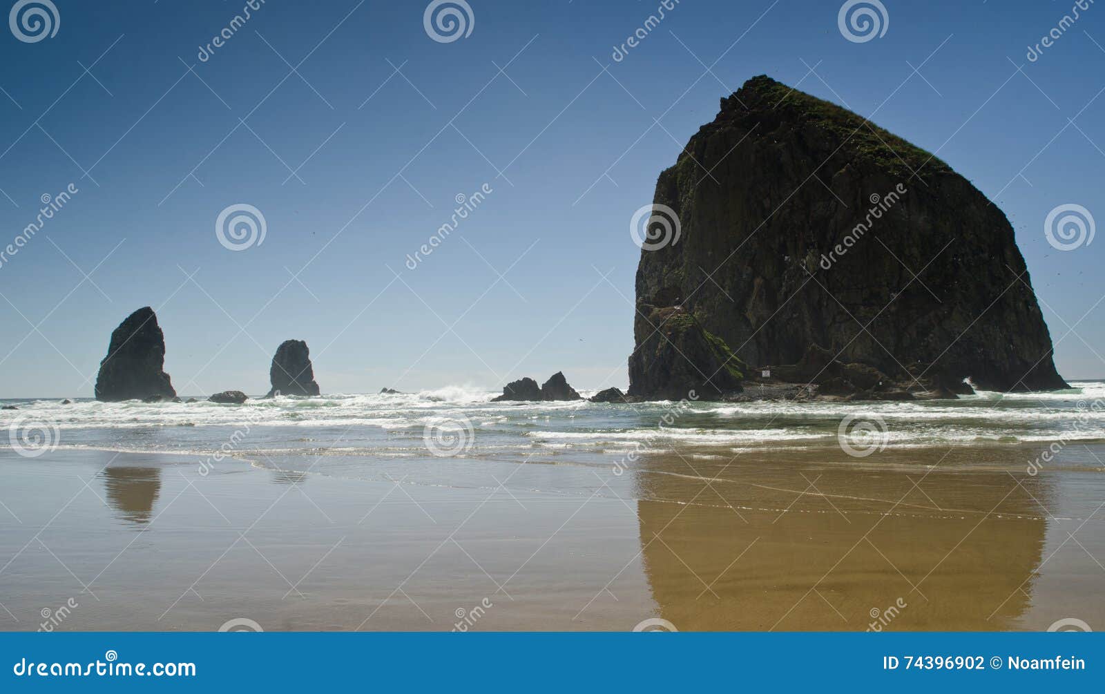 Haystack Rock In Cannon Beach, Tourist Attraction In Oregon Royalty ...