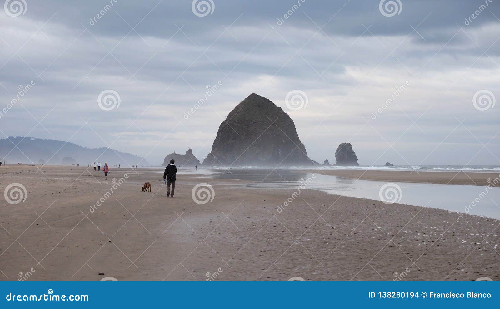 Haystack Rock on Cannon Beach, Oregon. Editorial Stock Image - Image of ...