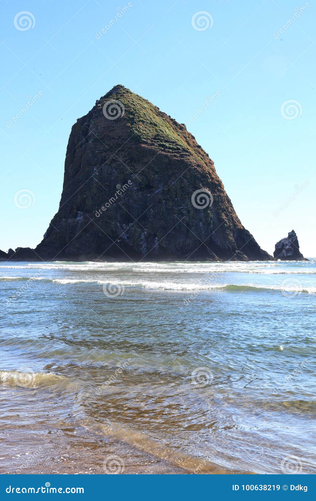 Haystack Rock at Cannon Beach, Oregon Stock Image - Image of landscape ...