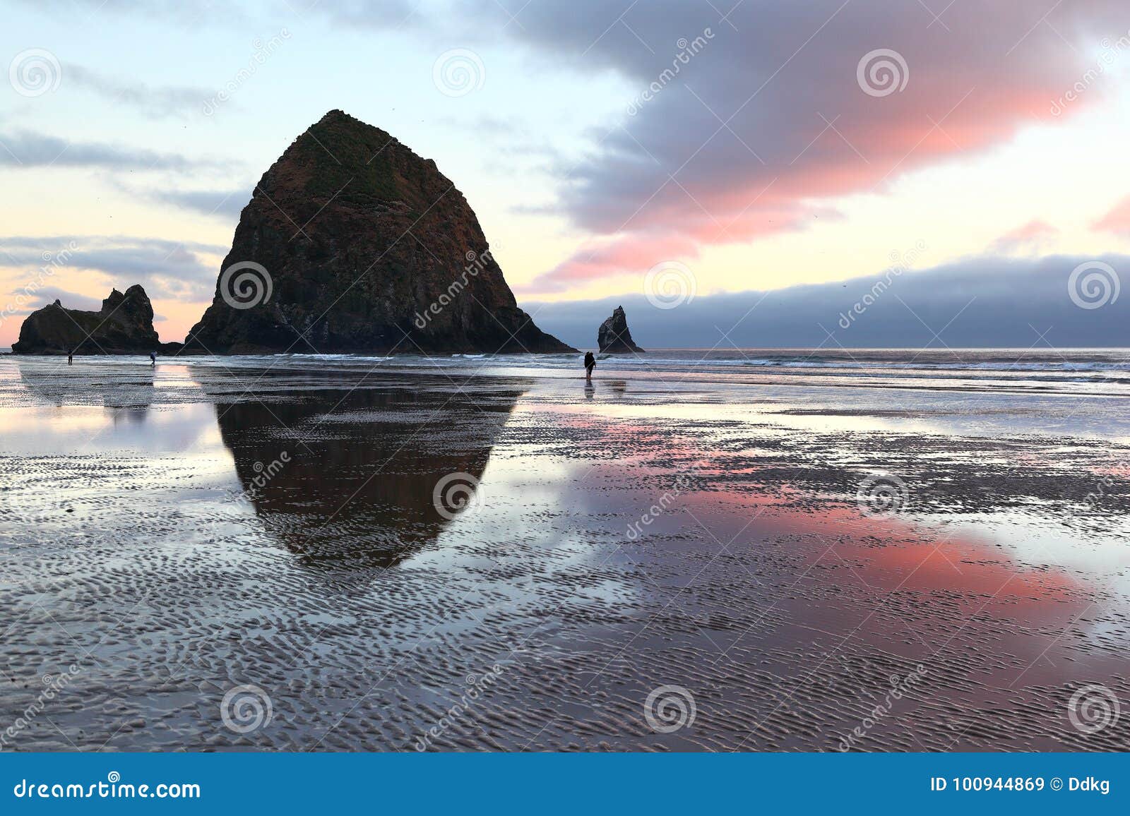 Haystack Rock at Cannon Beach, Oregon Editorial Stock Image - Image of ...