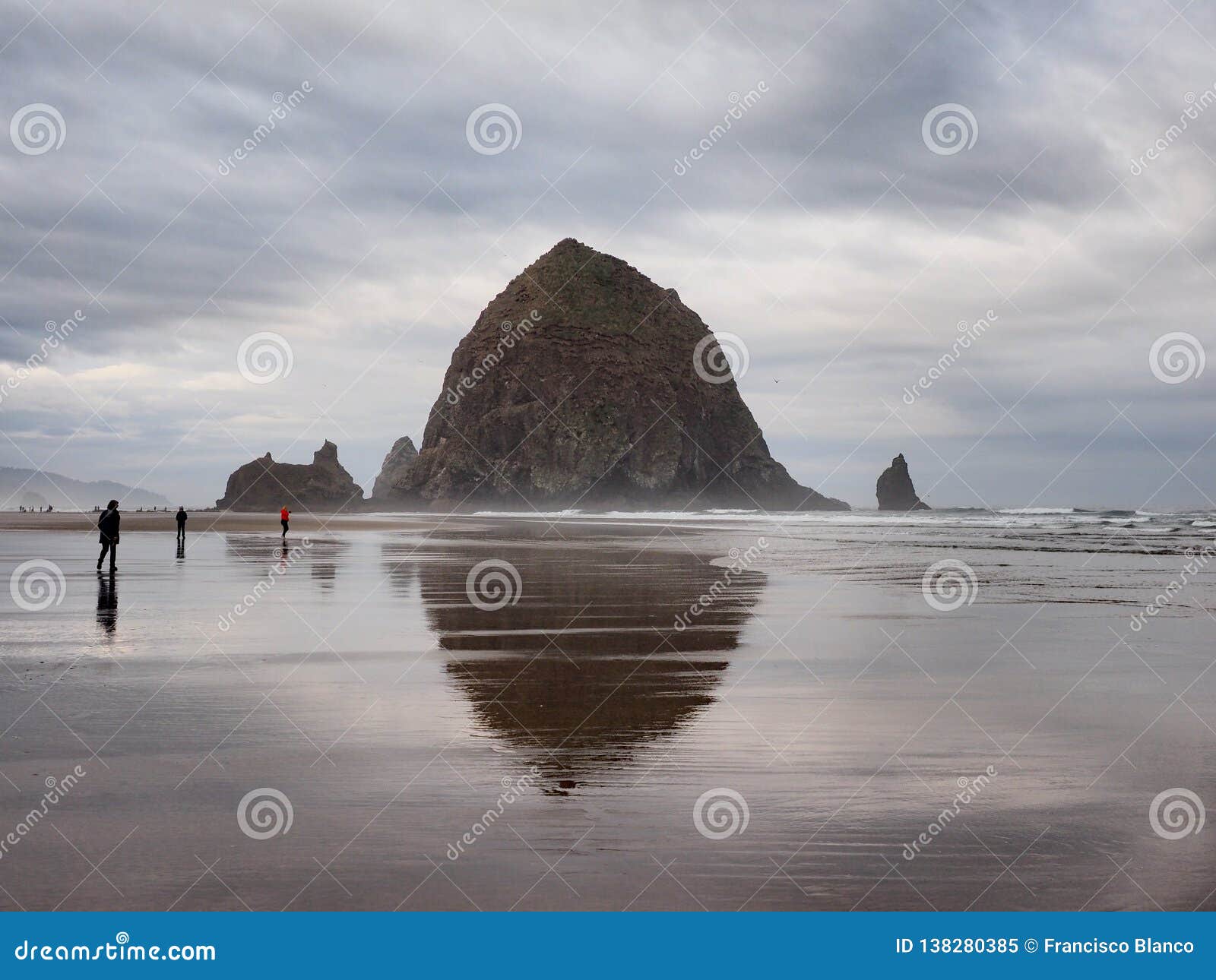 Haystack Rock on Cannon Beach, Oregon. Editorial Image - Image of ...