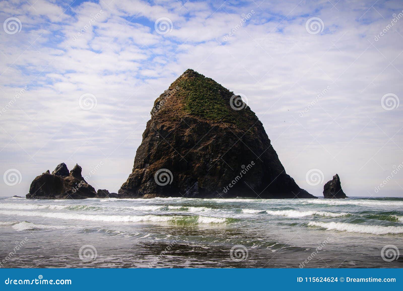 Haystack Rock, Cannon Beach, Oregon Stock Photo - Image of beach, ocean ...