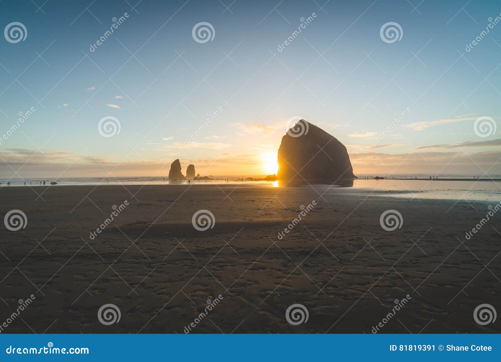 Haystack Rock at Sunset in Cannon Beach, Oregon Stock Image - Image of ...