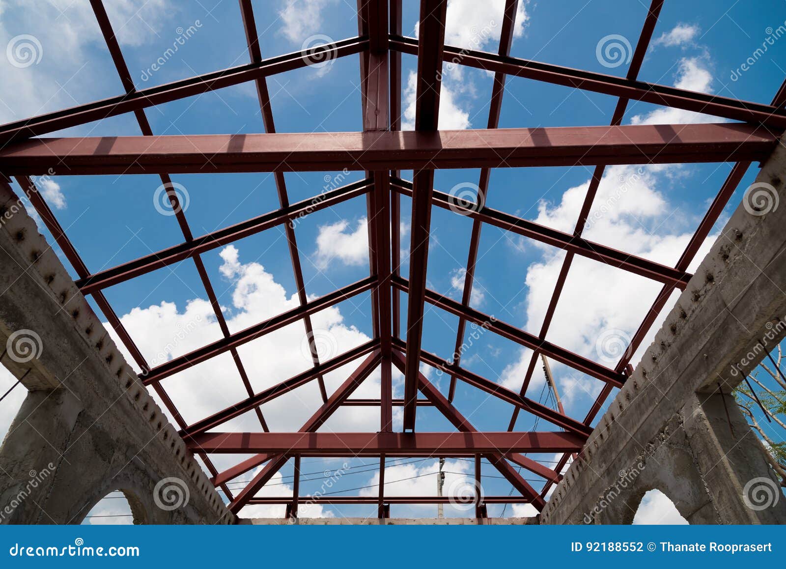 Haz De Acero Estructural En El Tejado Del Edificio, Foto de archivo ...