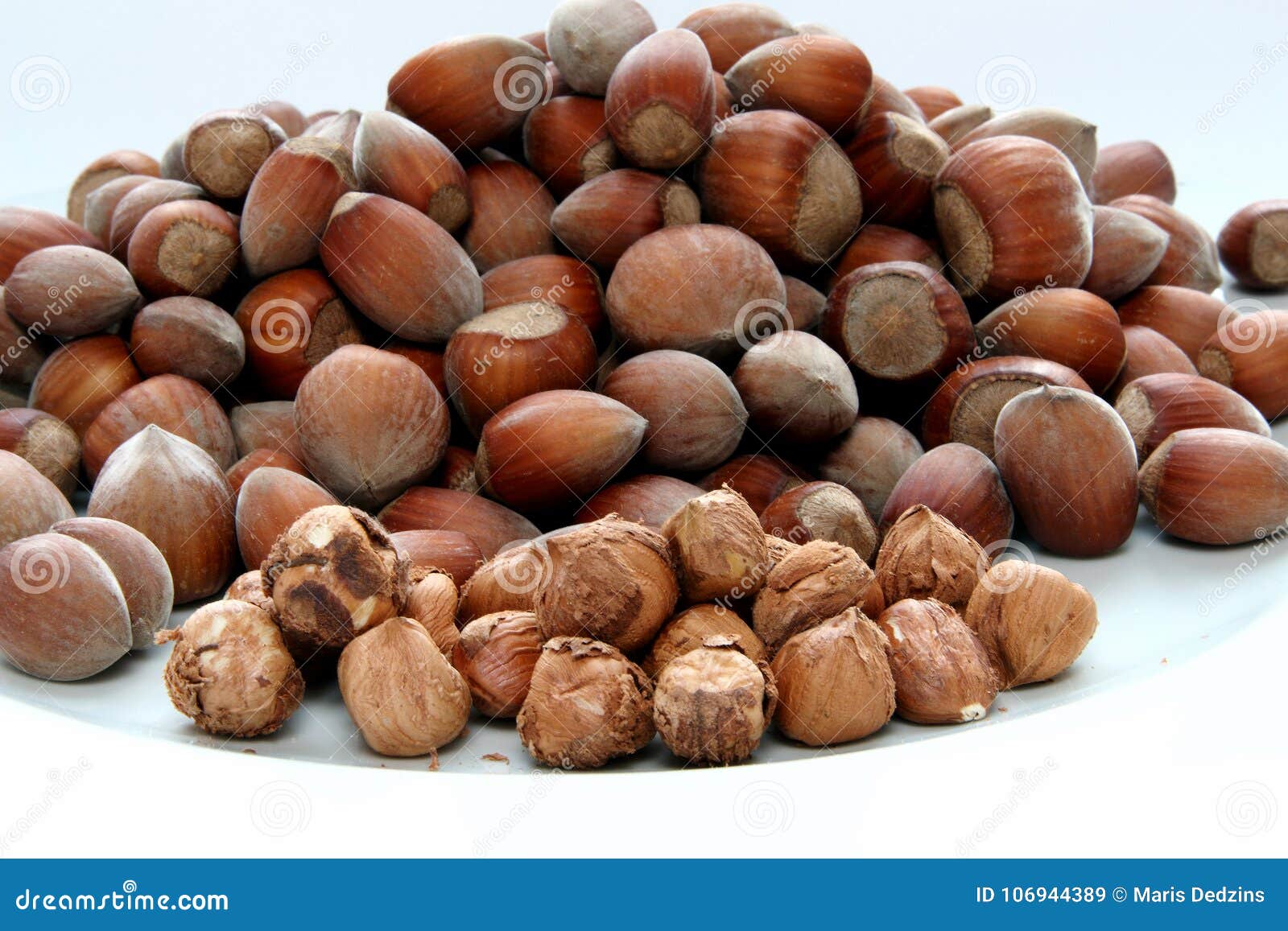 Hazelnoot stock afbeelding. Image of hazelnoten, smakelijk - 106944389