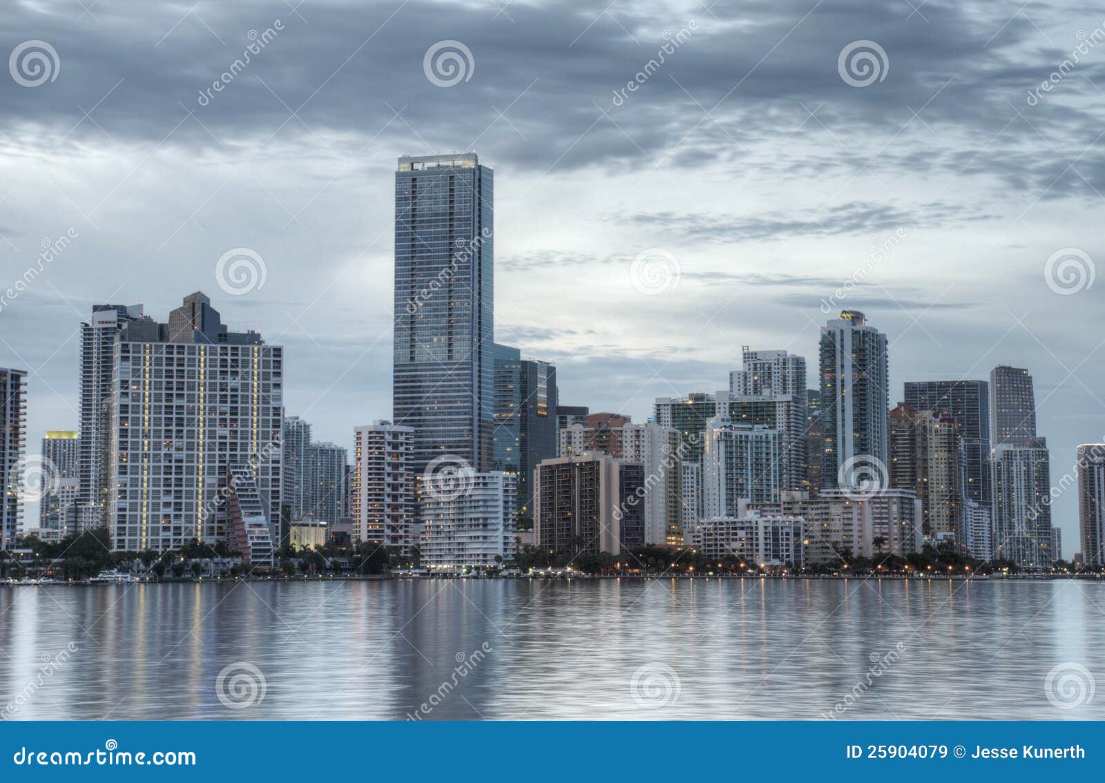 HDR der Miami-Skyline stockbild. Bild von reflexion, leuchten - 25904079