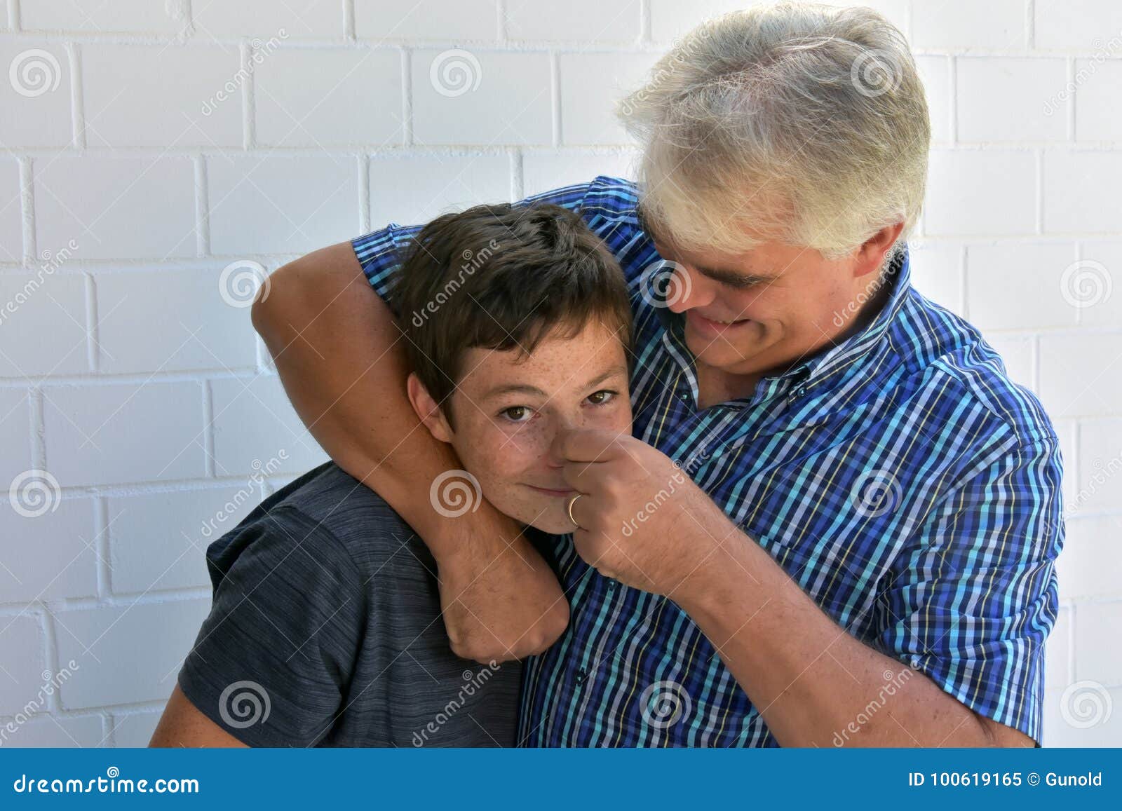 Headlock image stock. Image of tête, embrassez, contenu - 100619165