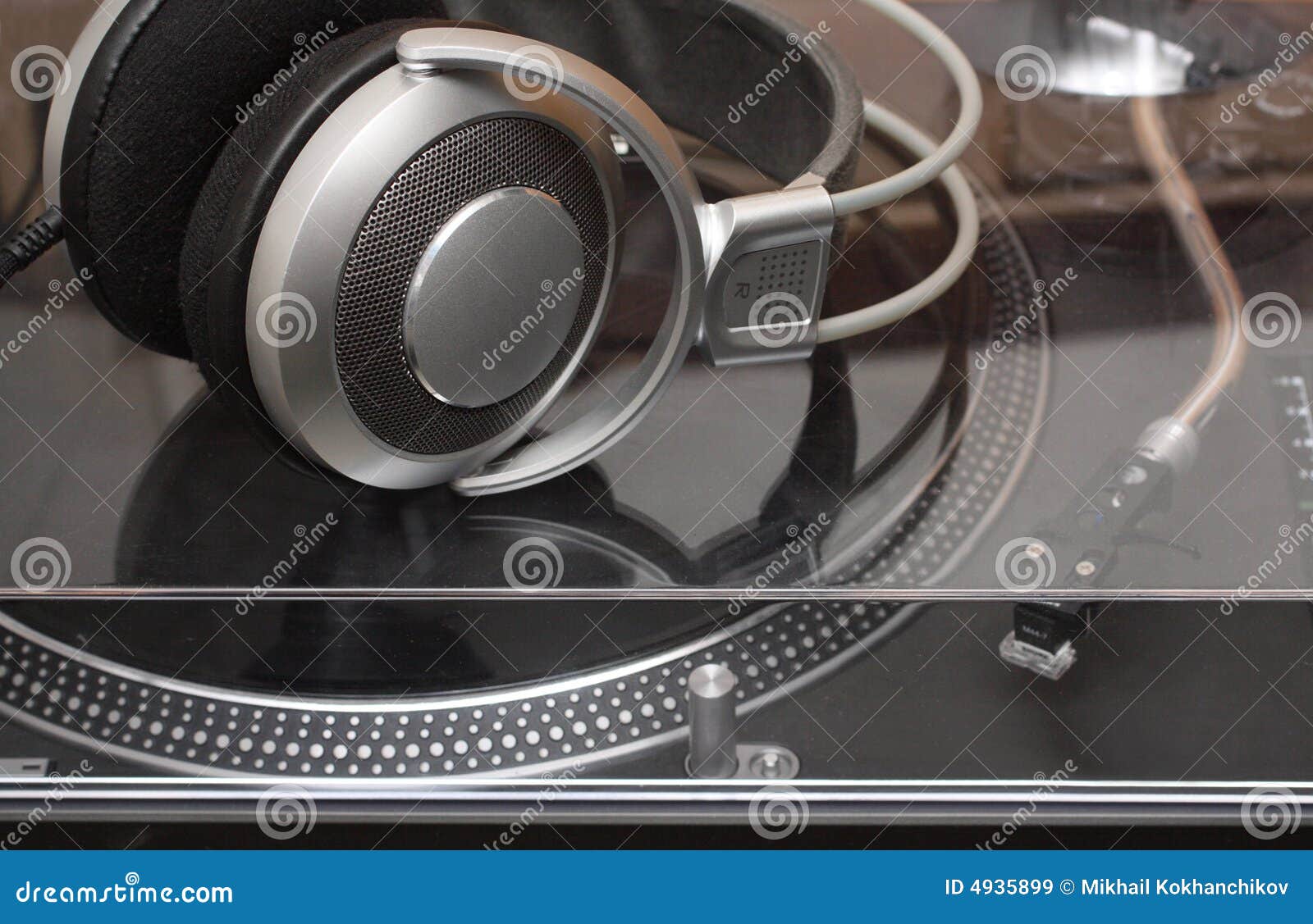 Headphones on Gramophone Disc Player Stock Image - Image of plastic ...