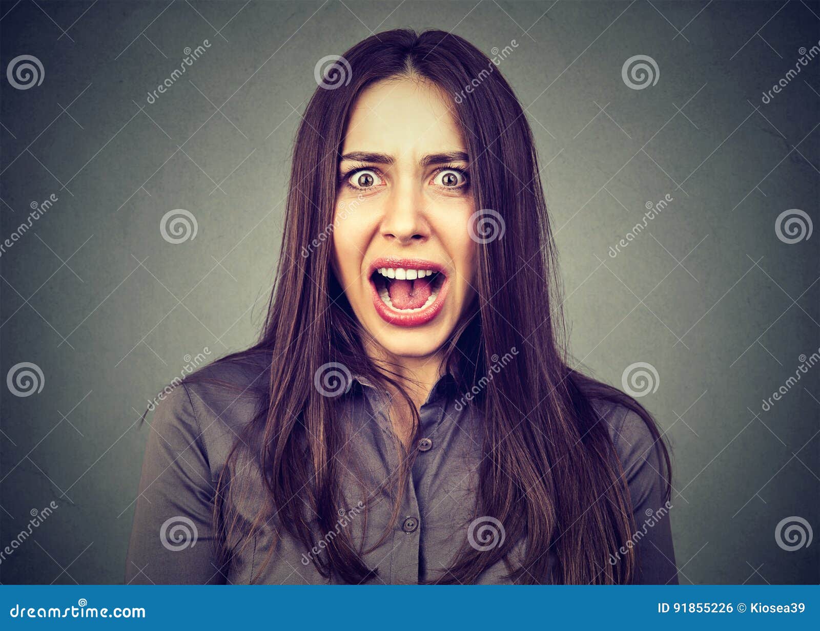 Headshot De Una Mujer Enojada Enfadada Que Grita Foto de archivo ...