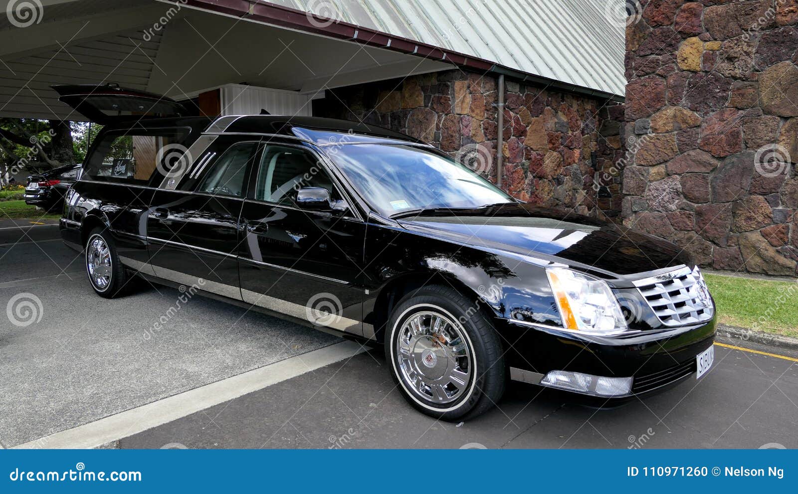 A Hearse for Funeral Service Editorial Image - Image of mourn, candle ...