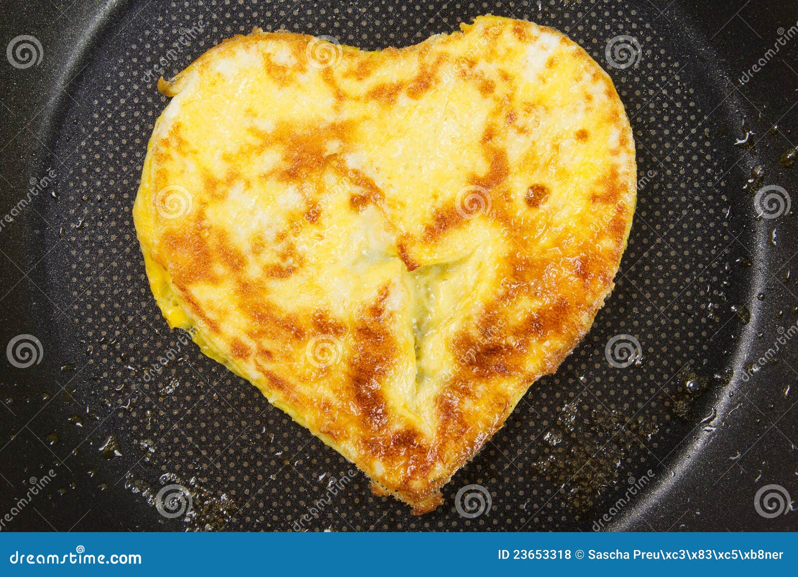 Heart Shaped Scrambled Eggs Stock Photo - Image of creativity, yellow ...