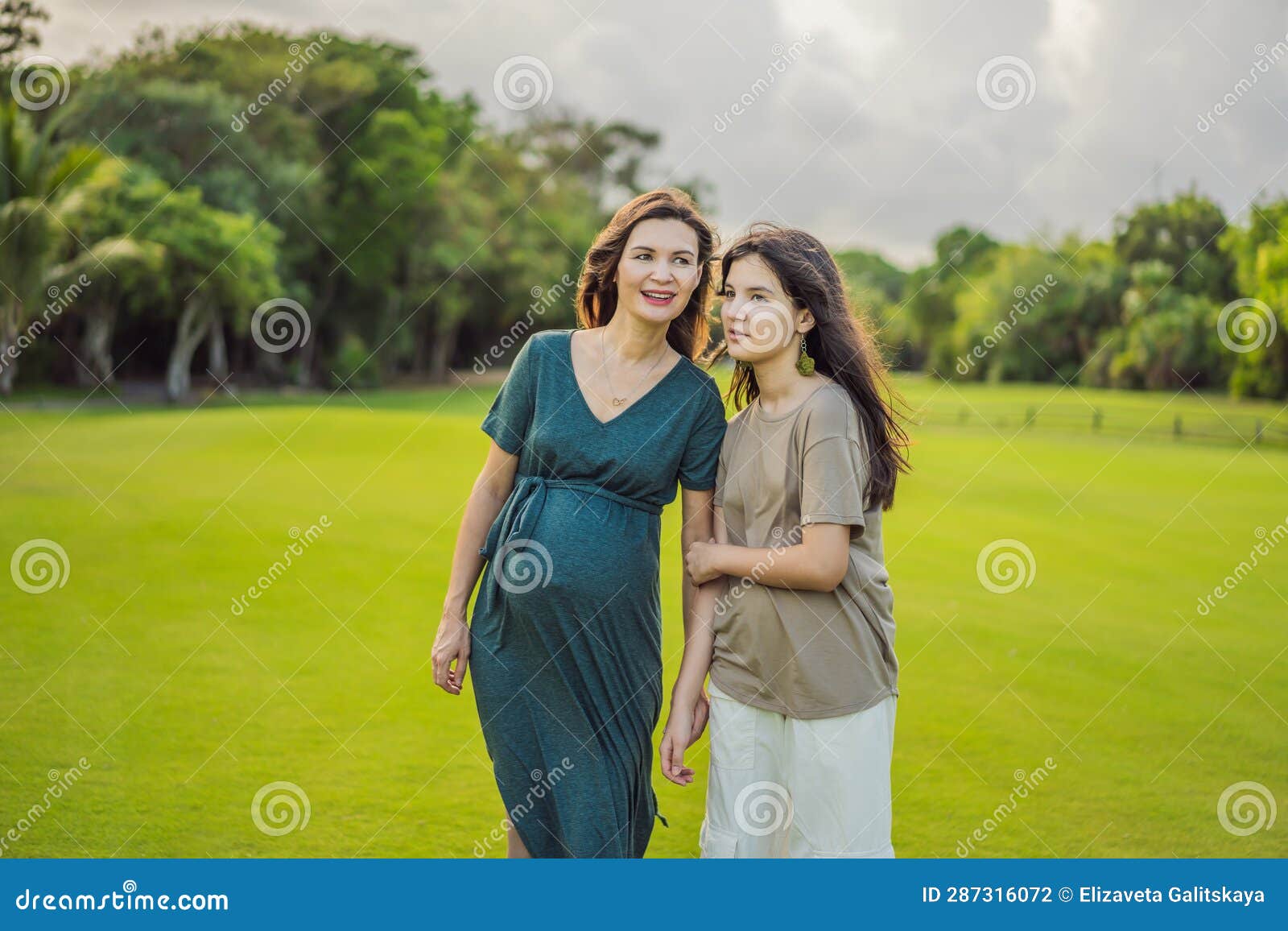 A Heartwarming Moment Captured In The Park As A Pregnant Woman After 40