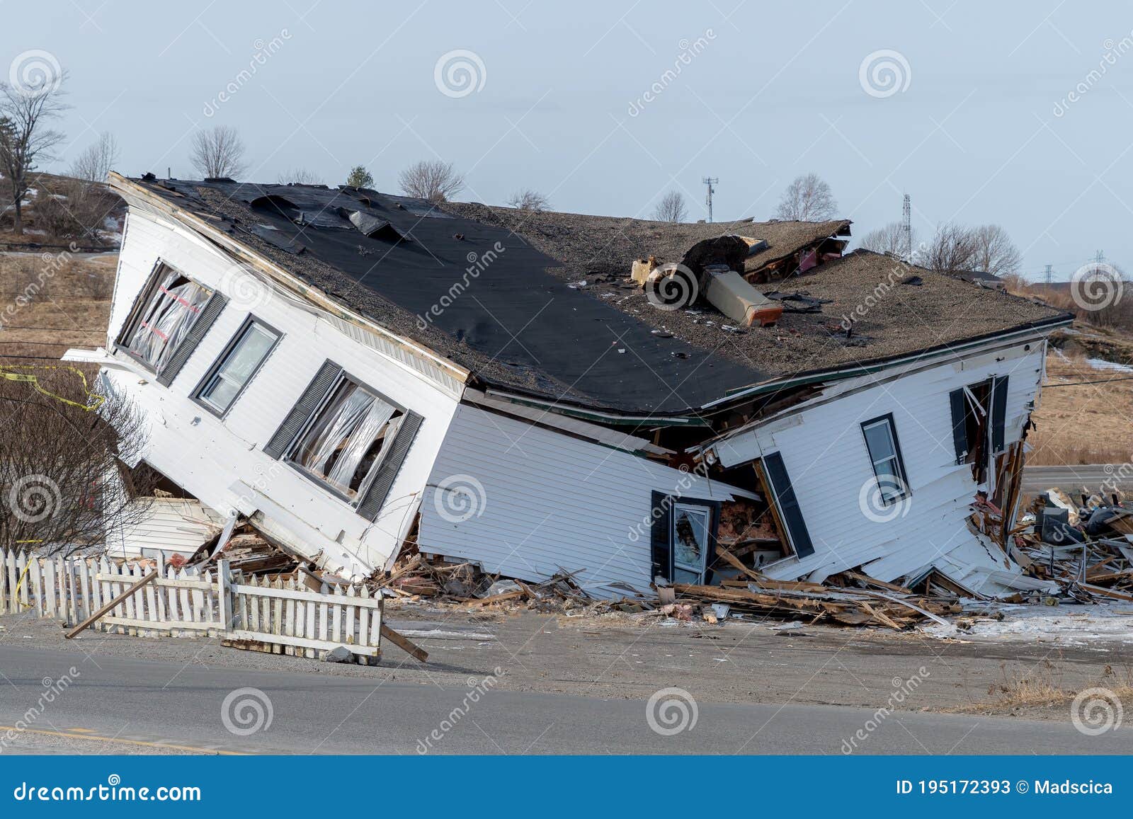 A Heavily Damaged, Collapsing House Stock Image - Image of damage ...