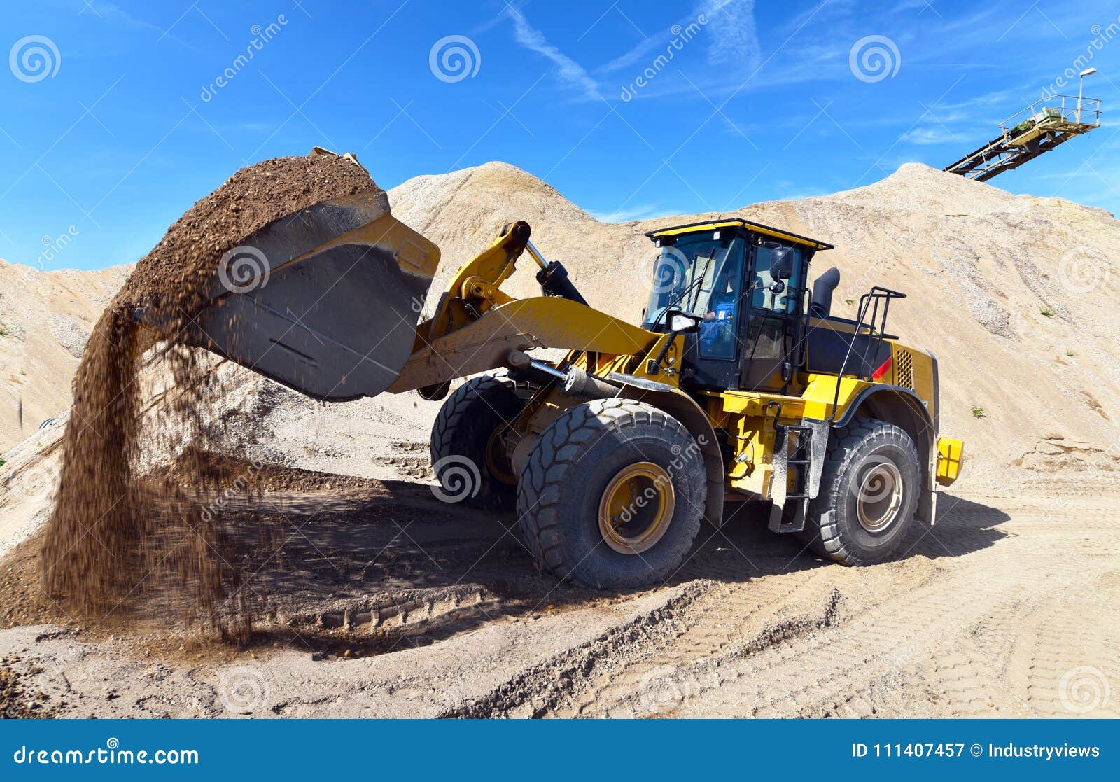 Heavy Construction Machine in Open-cast Mining - Wheel Loader Tr ...