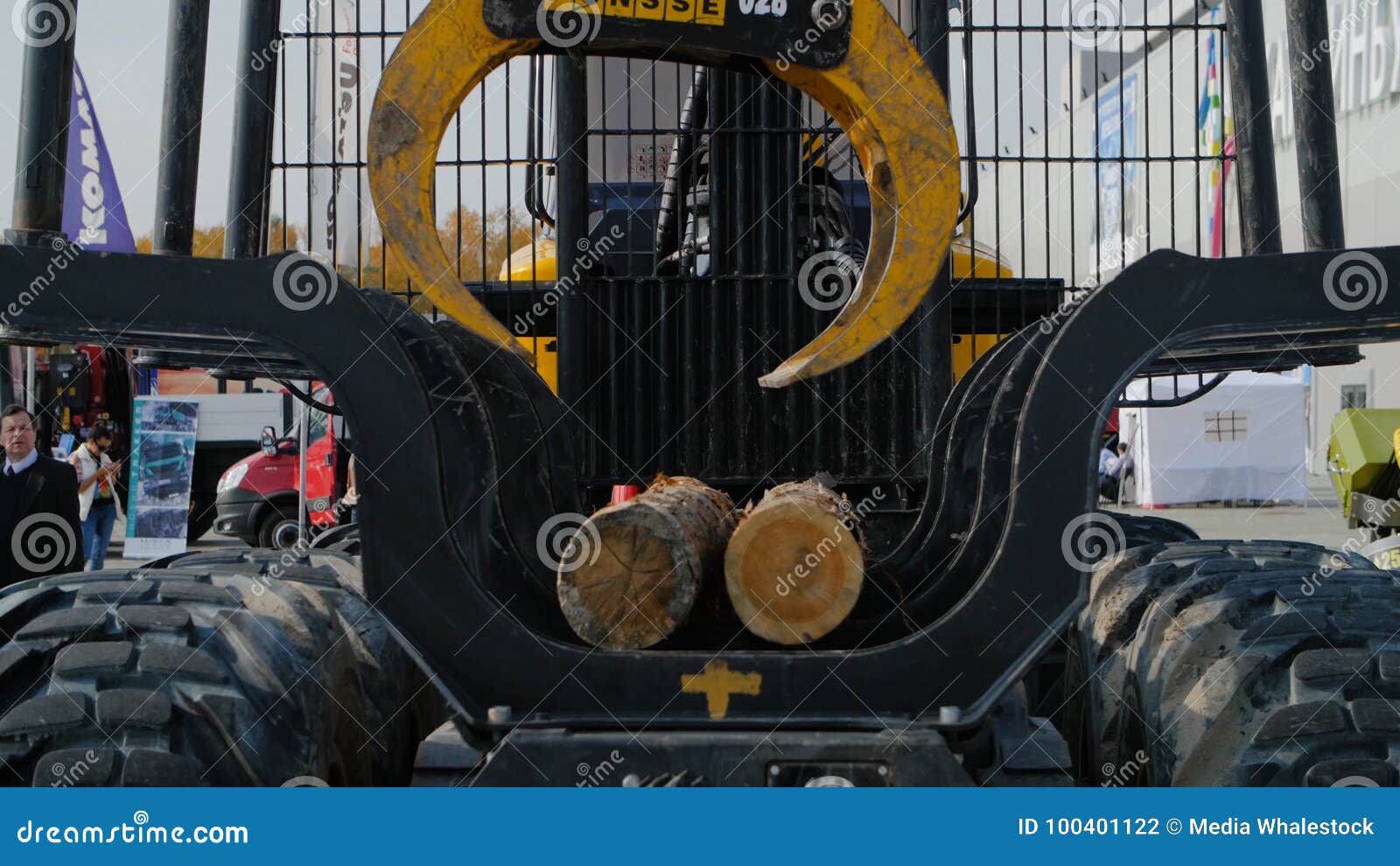 Heavy Equipment Loading with Clipper Cut Logs. Large Log Loader and ...