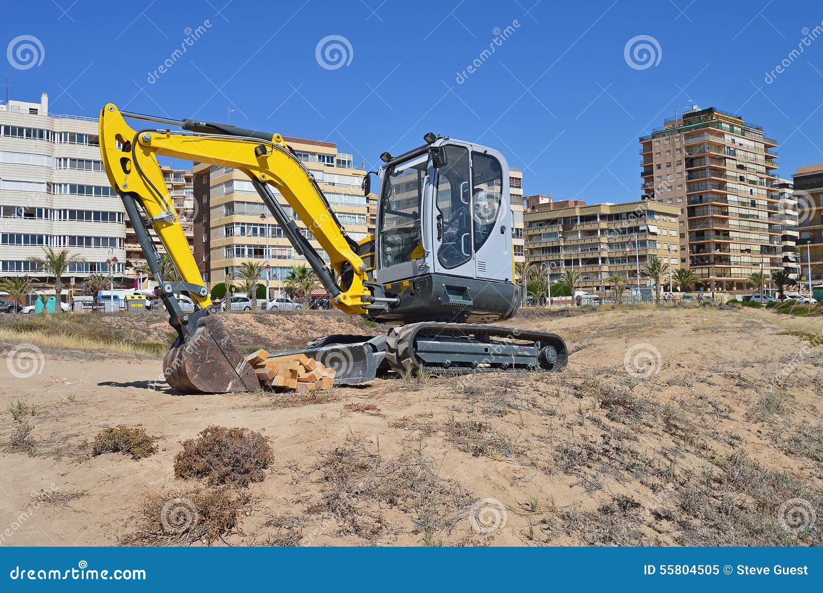 Heavy Plant Digging Machine. Stock Image - Image of sandy, logs: 55804505