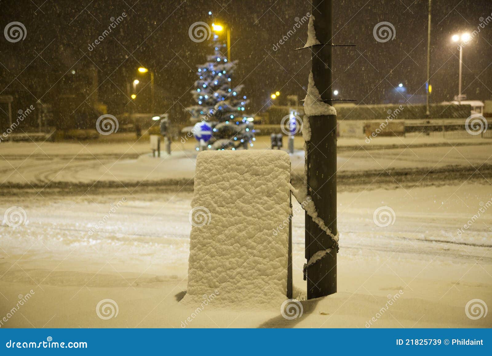 Heavy snow fall on a sign stock image. Image of transport - 21825739