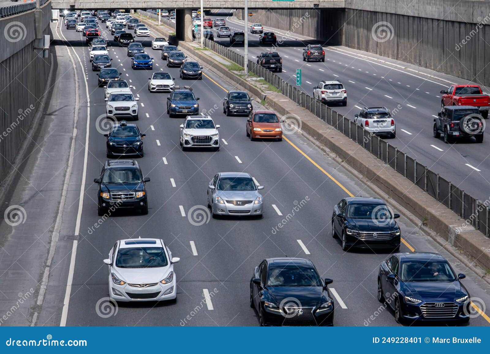Heavy traffic in Montreal editorial photo. Image of route - 249228401