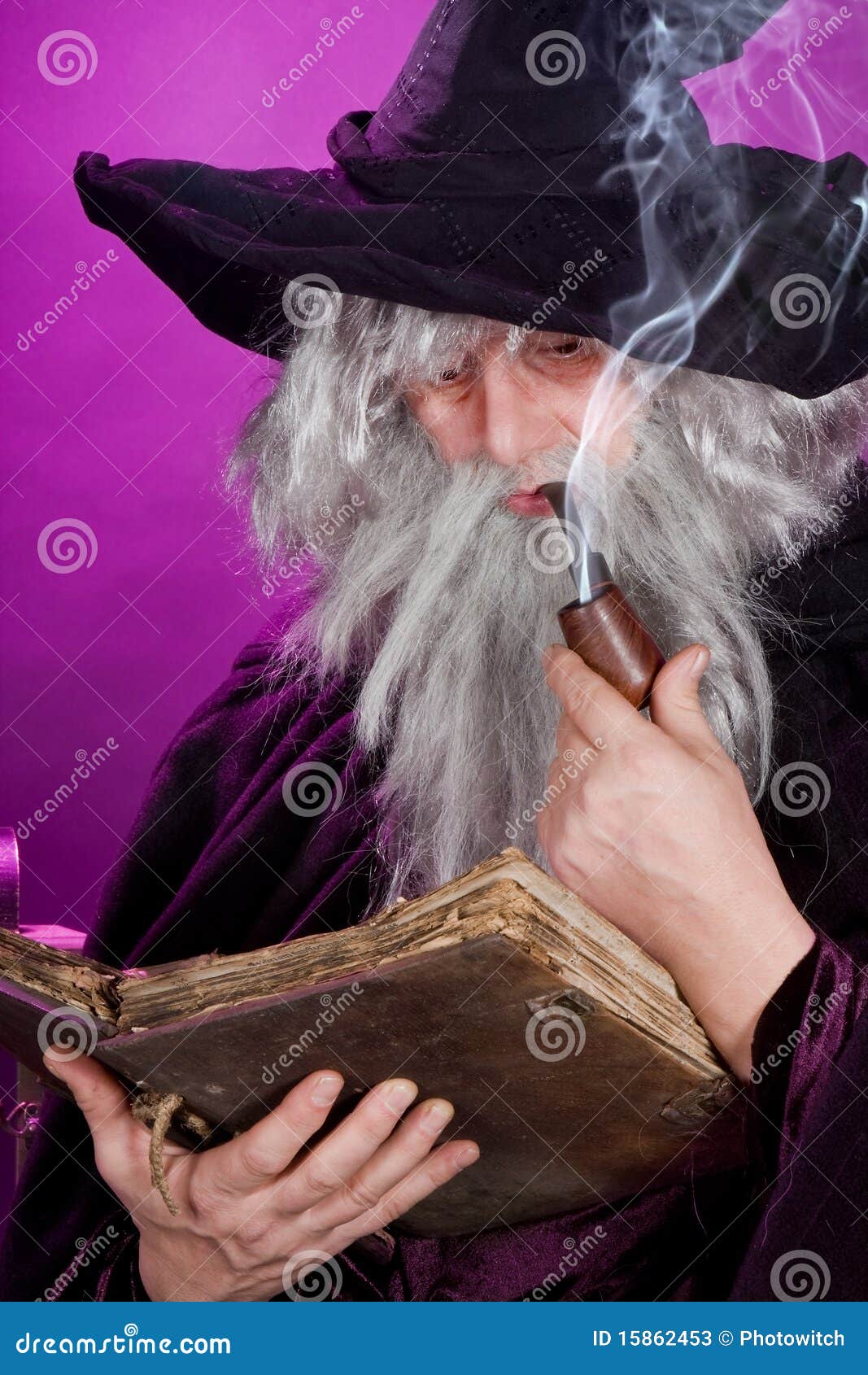 Hechicero con el tubo imagen de archivo. Imagen de hombre - 15862453