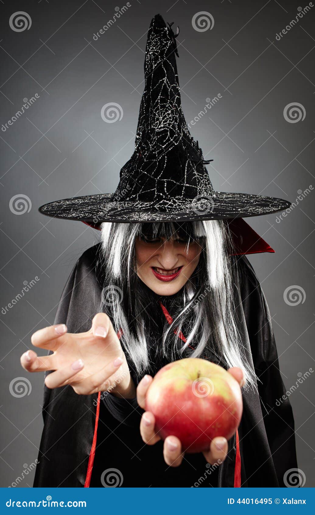 Hechicero Que Ofrece Una Manzana Envenenada Imagen De Archivo Imagen