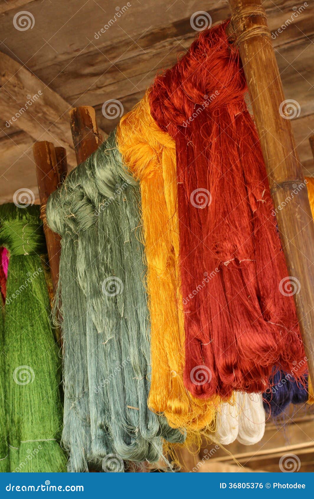 Hecho a Mano De La Seda Cruda Foto de archivo - Imagen de seda, mano ...