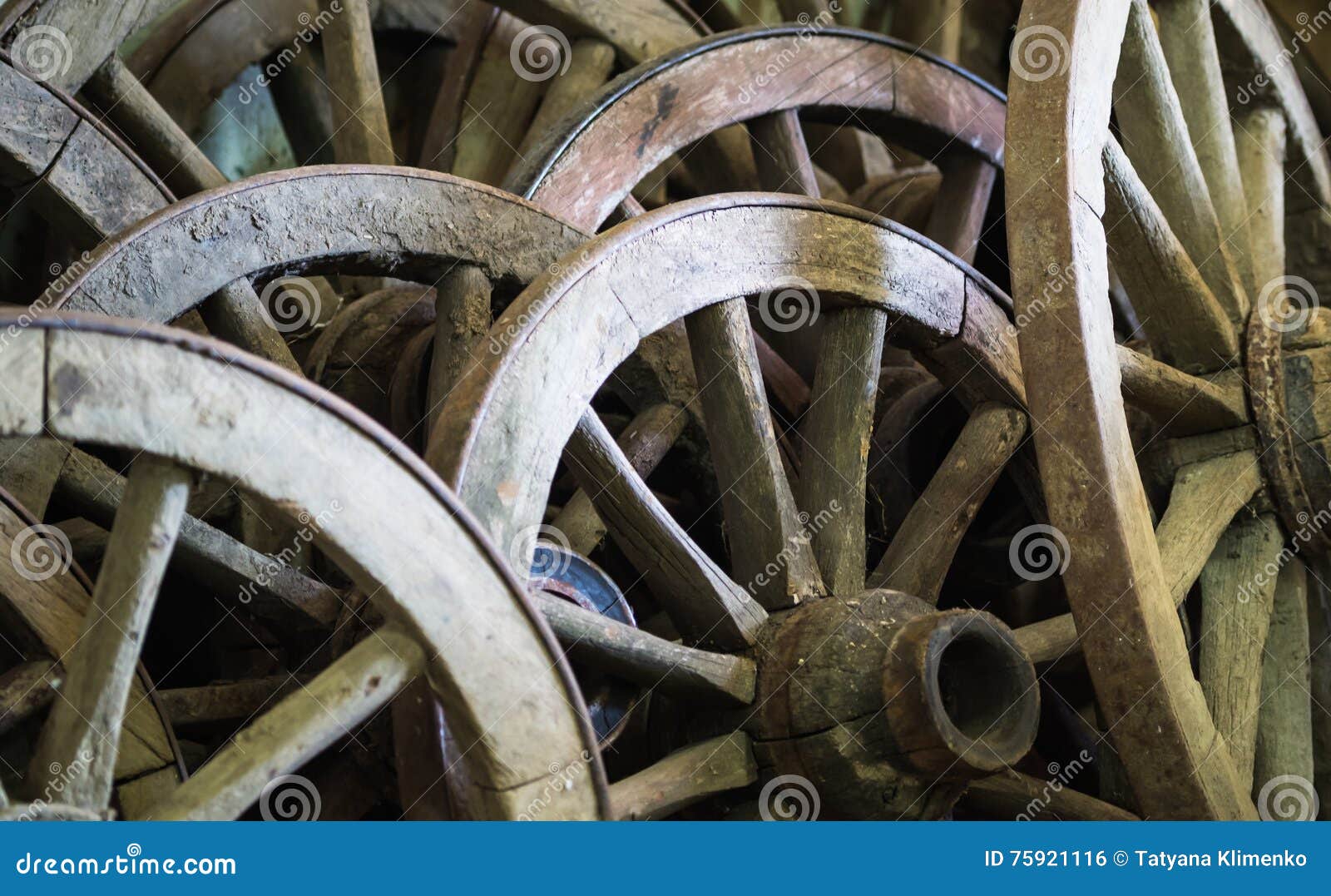 Heel wat oud kar-wiel stock foto. Image of wagen, retro - 75921116