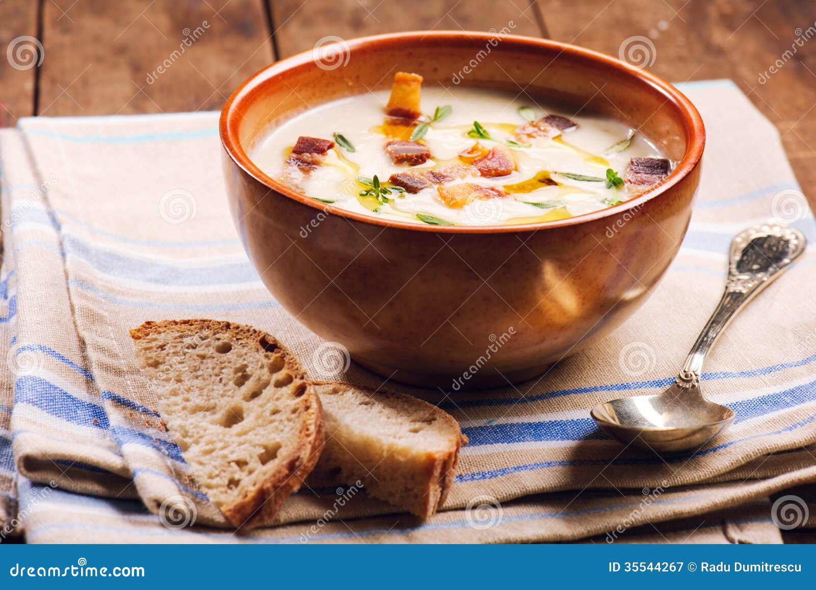 Heet Eigengemaakt Soep En Brood Stock Afbeelding - Image of lepel ...