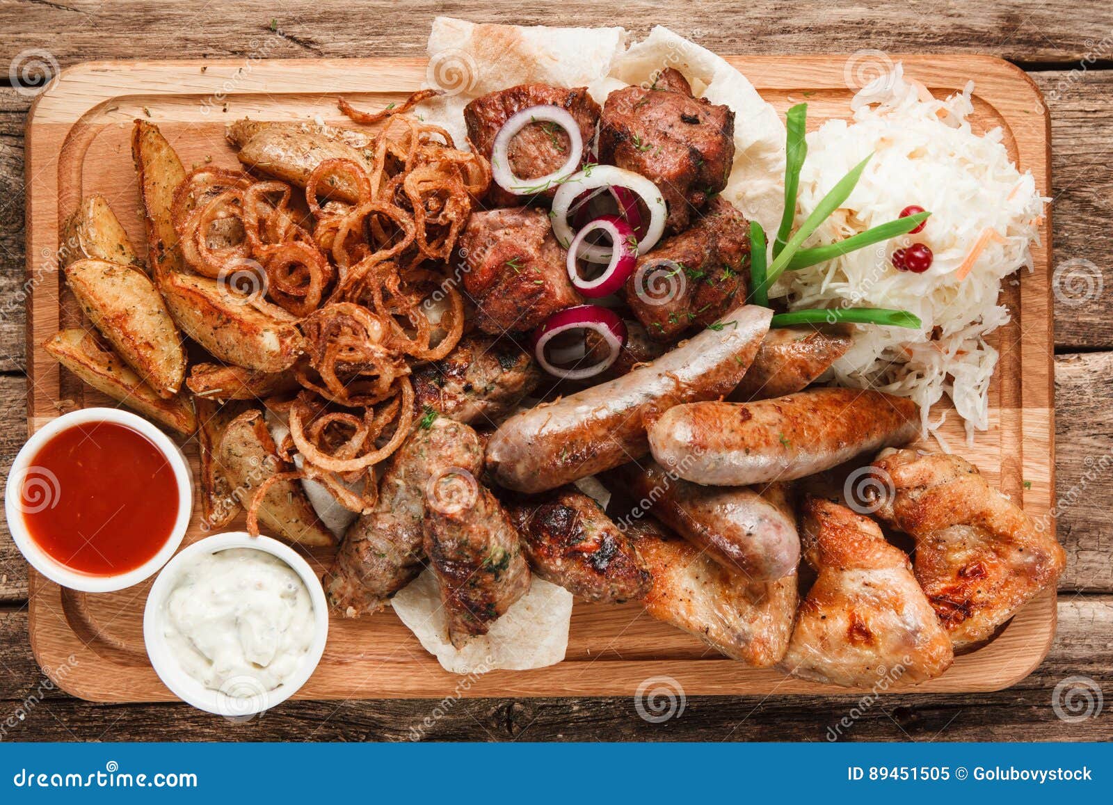 Heet Geroosterd Vlees, Gebraden Worsten En Aardappel in De Schil Stock ...