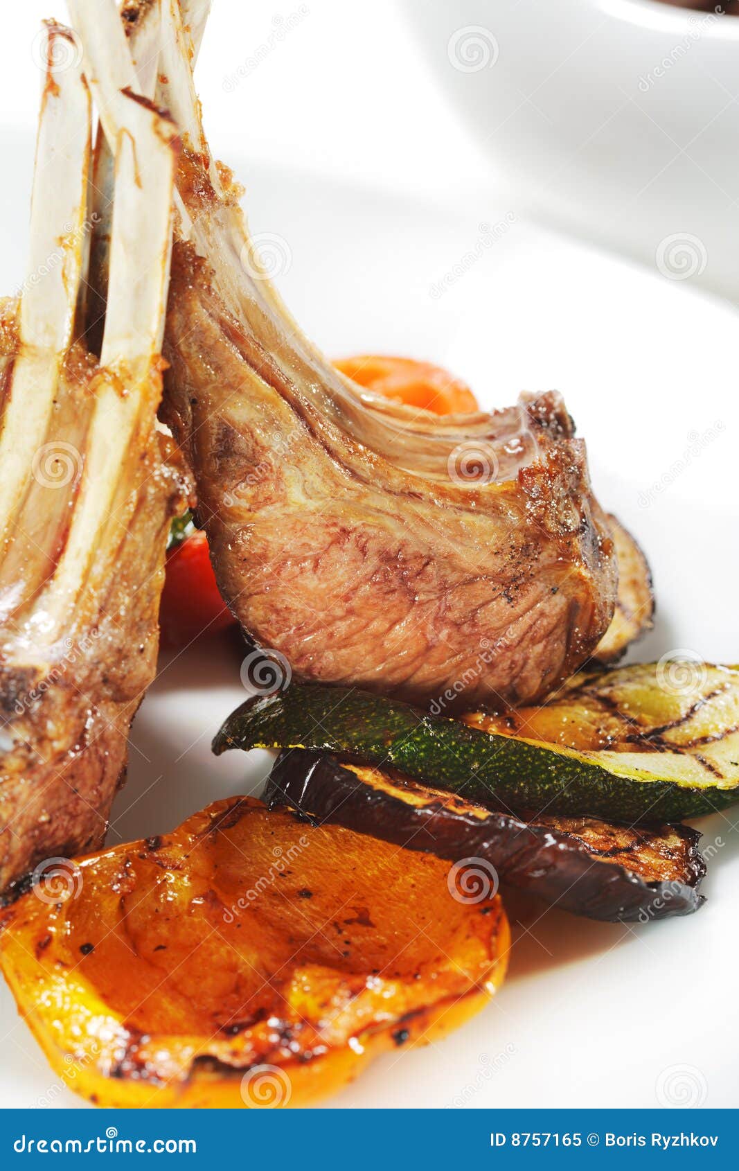 Heiße Fleisch-Teller - Bone-in Lamm Stockbild - Bild von teller, tomate ...