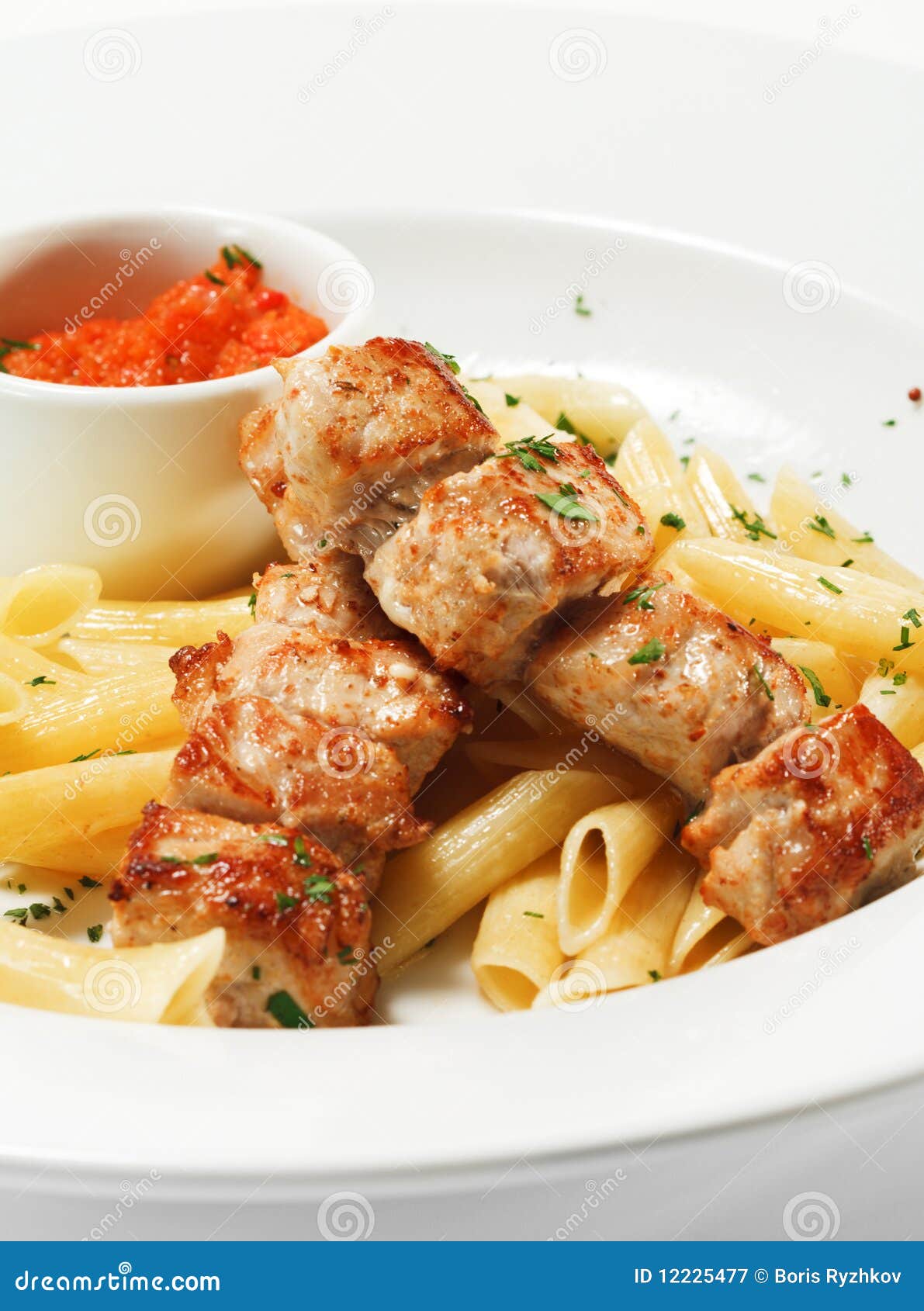 Heißer Fleisch-Teller - Gegrilltes Schweinefleisch Mit Teigwaren Penne ...