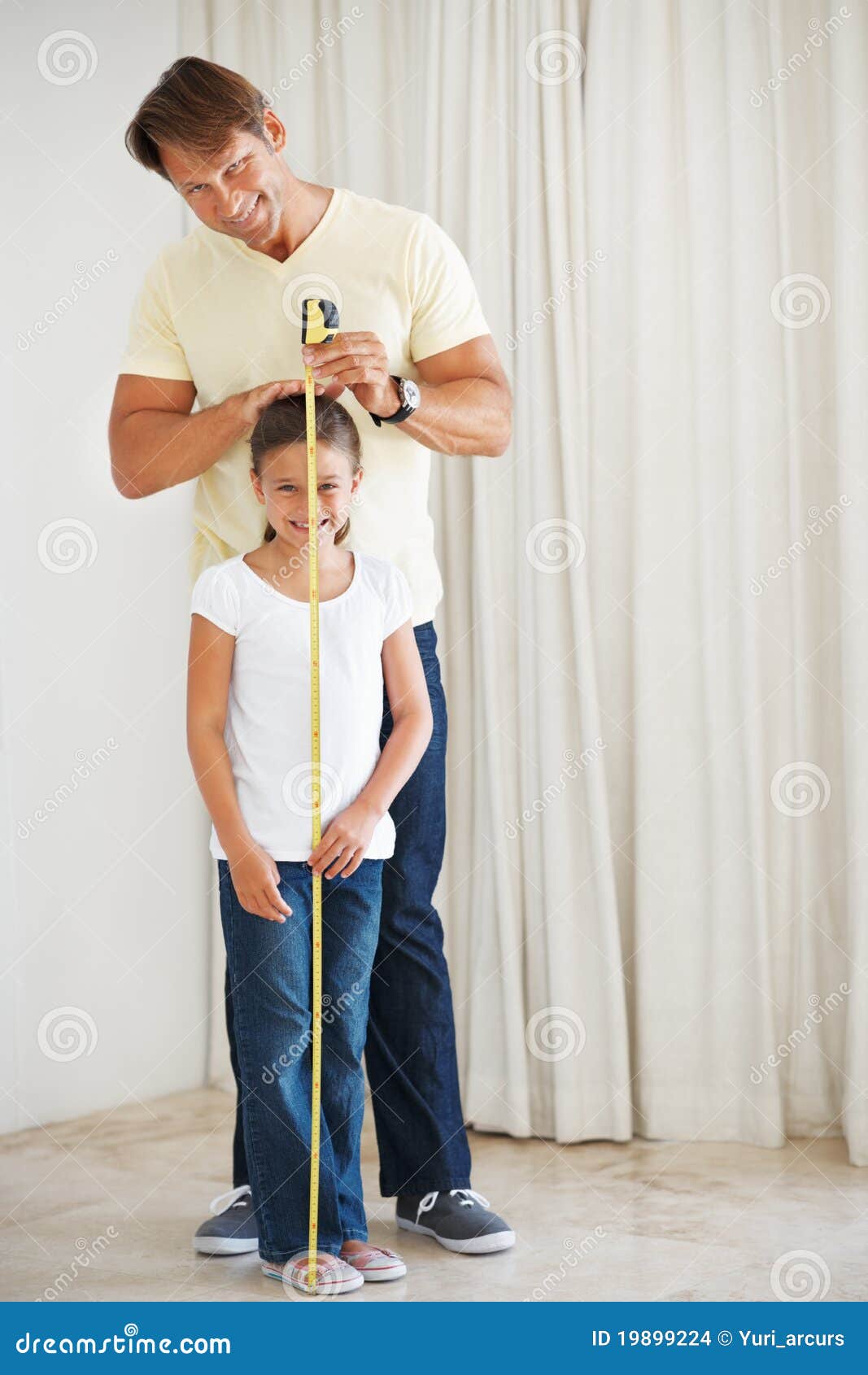 Height measuring 库存照片. 图片 包括有 长度, 年龄, 有吸引力的, 英俊, 生活, 房子 - 19899224