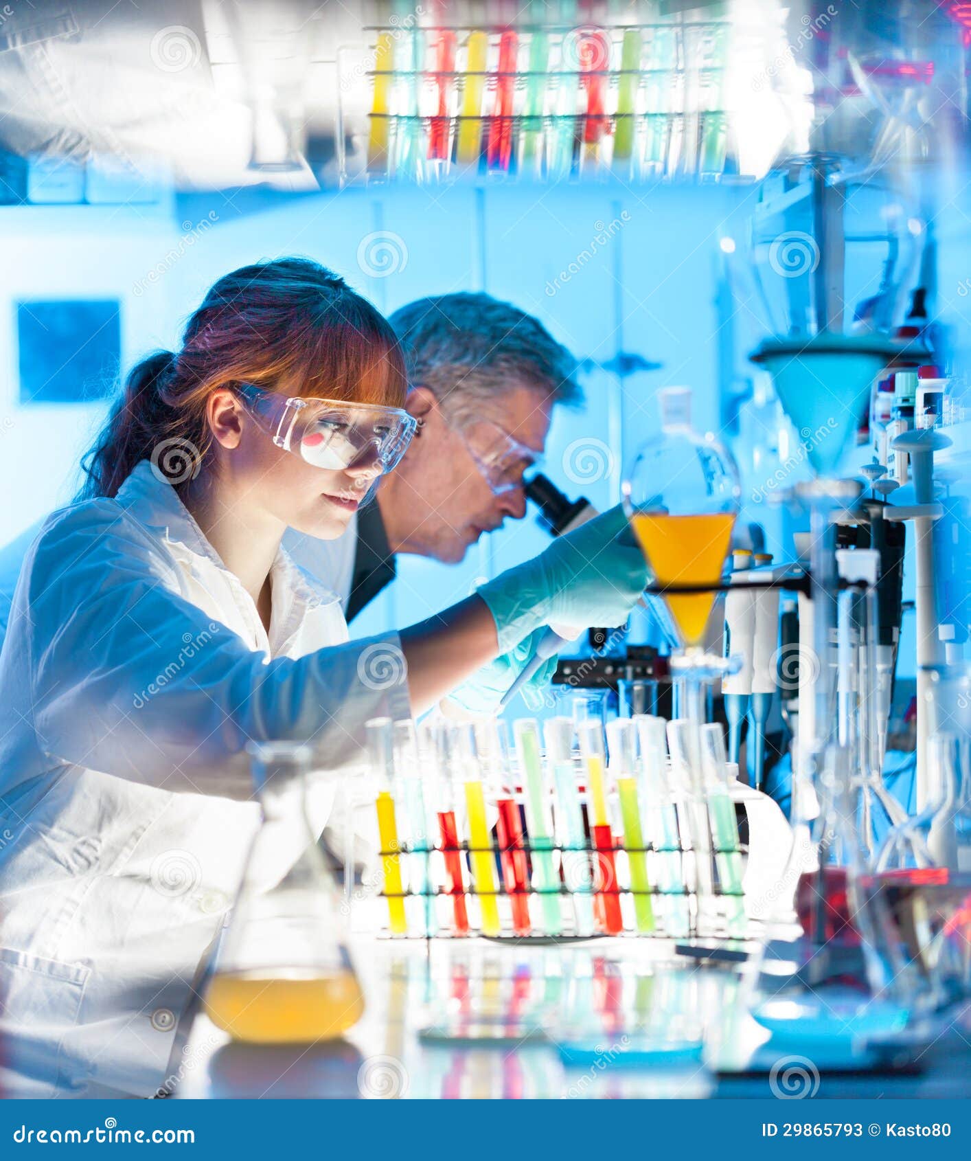 Heilberufler, Die Im Labor Arbeiten. Stockbild - Bild von männer ...