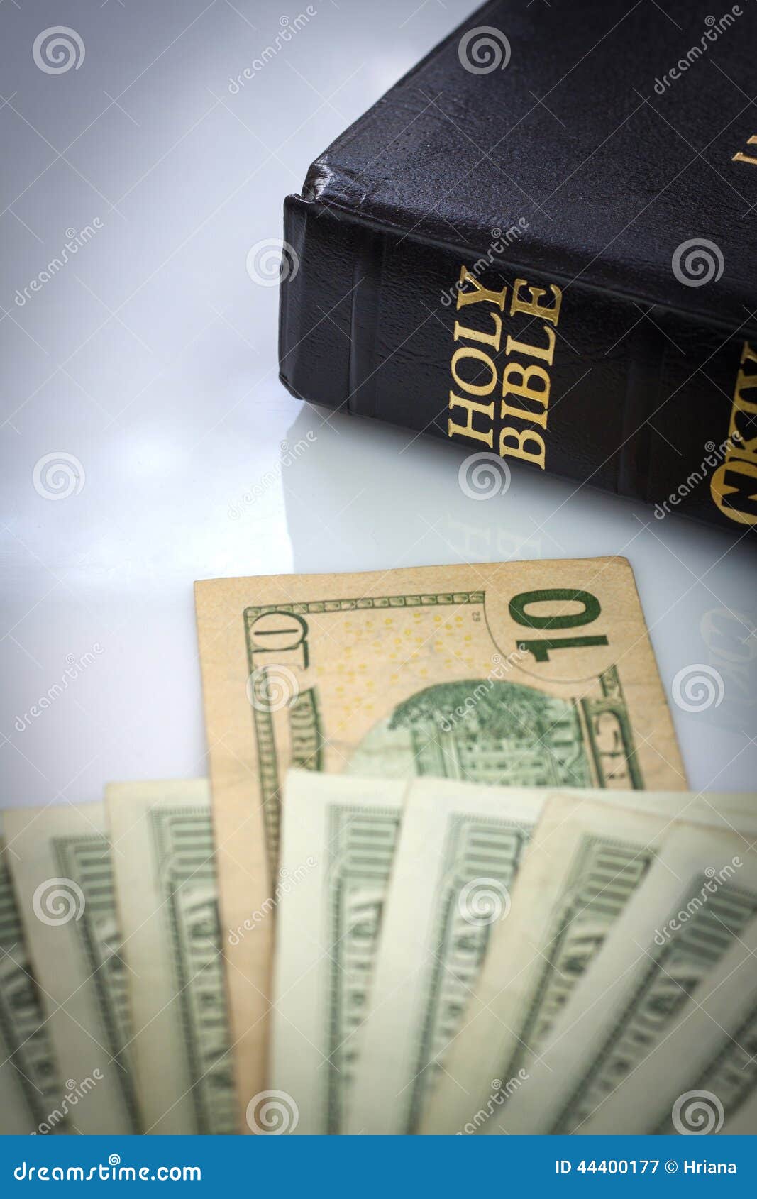 Heilig Bijbel en geld stock afbeelding. Image of bijbel - 44400177