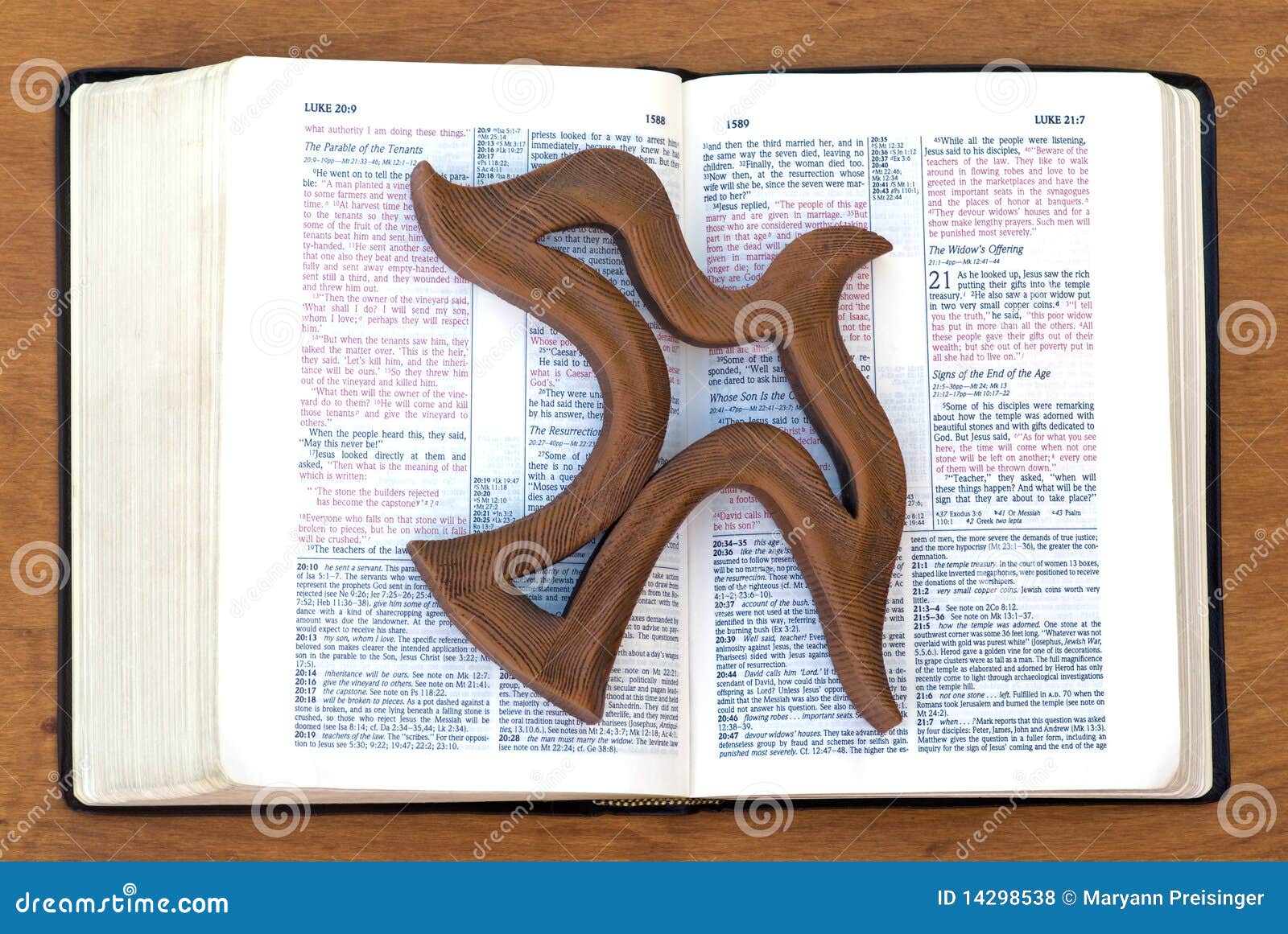 Heiliger Geist Oder Geist Auf Geöffneter Bibel Bei Luke Stockfoto ...