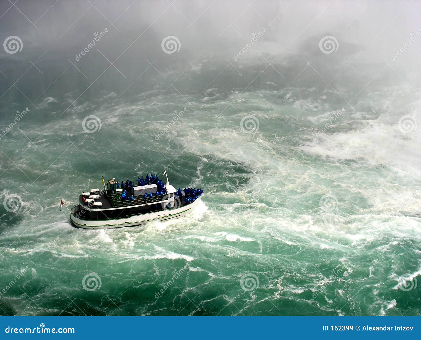 Hel van dalend water stock afbeelding. Image of rand, toerisme - 162399