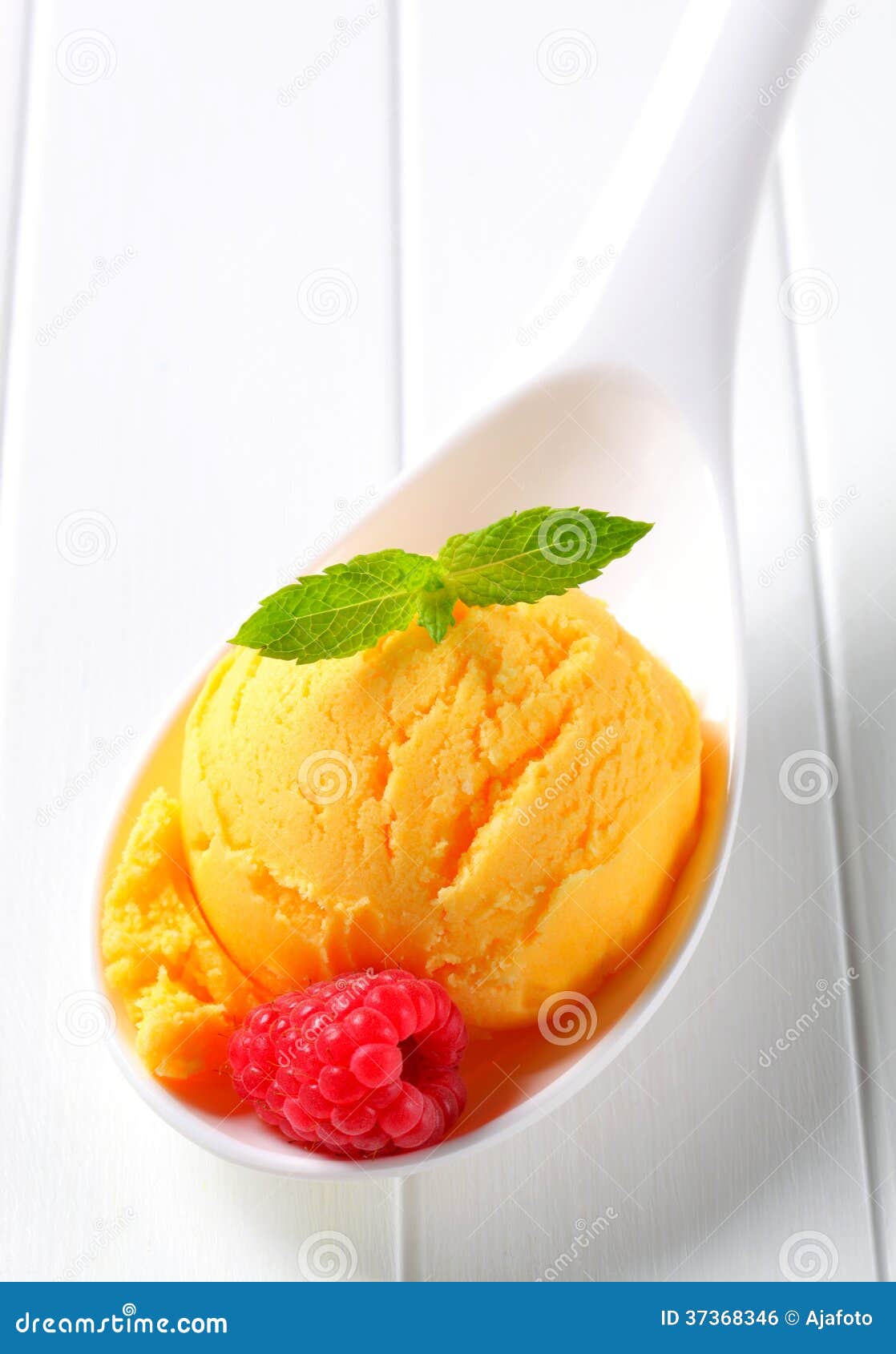 Helado Amarillo En La Cuchara Foto de archivo - Imagen de postre ...