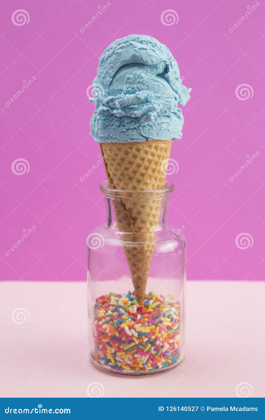 Helado azul imagen de archivo. Imagen de domingo, luna - 126140527