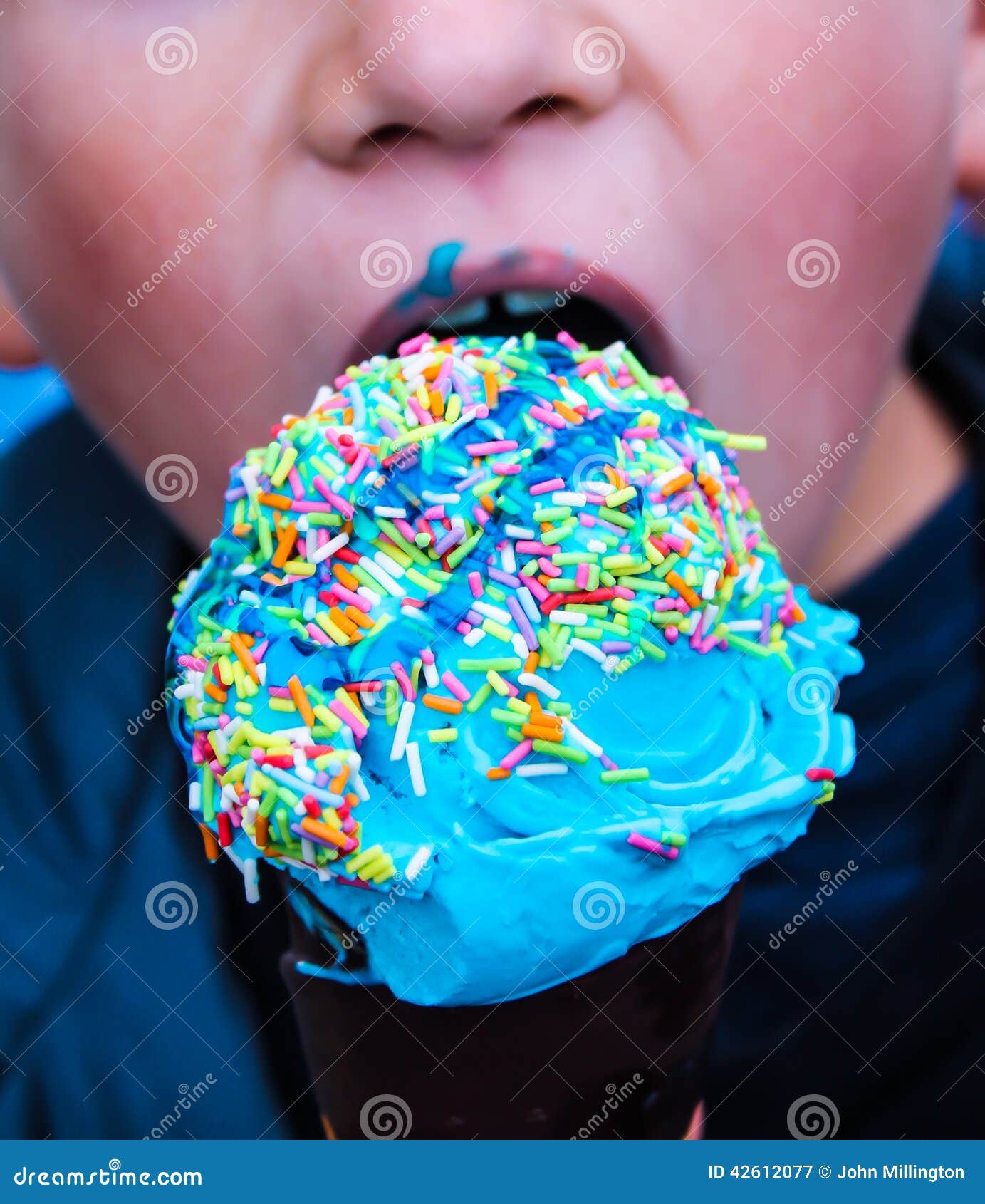 Helado azul fotografía editorial. Imagen de malsano, azul - 42612077