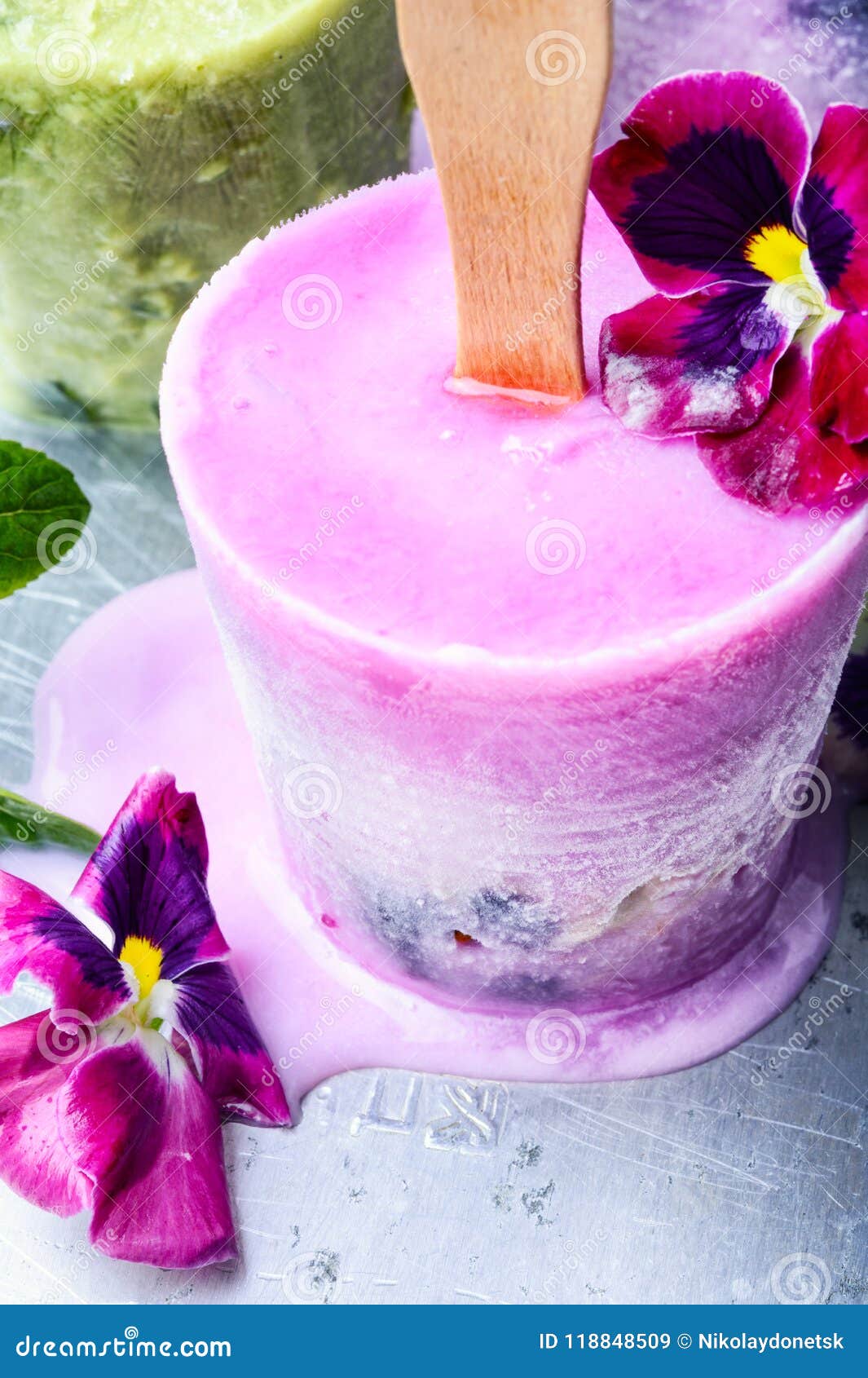 Helado Con El Gusto De Flores Imagen de archivo - Imagen de cono, dulce ...