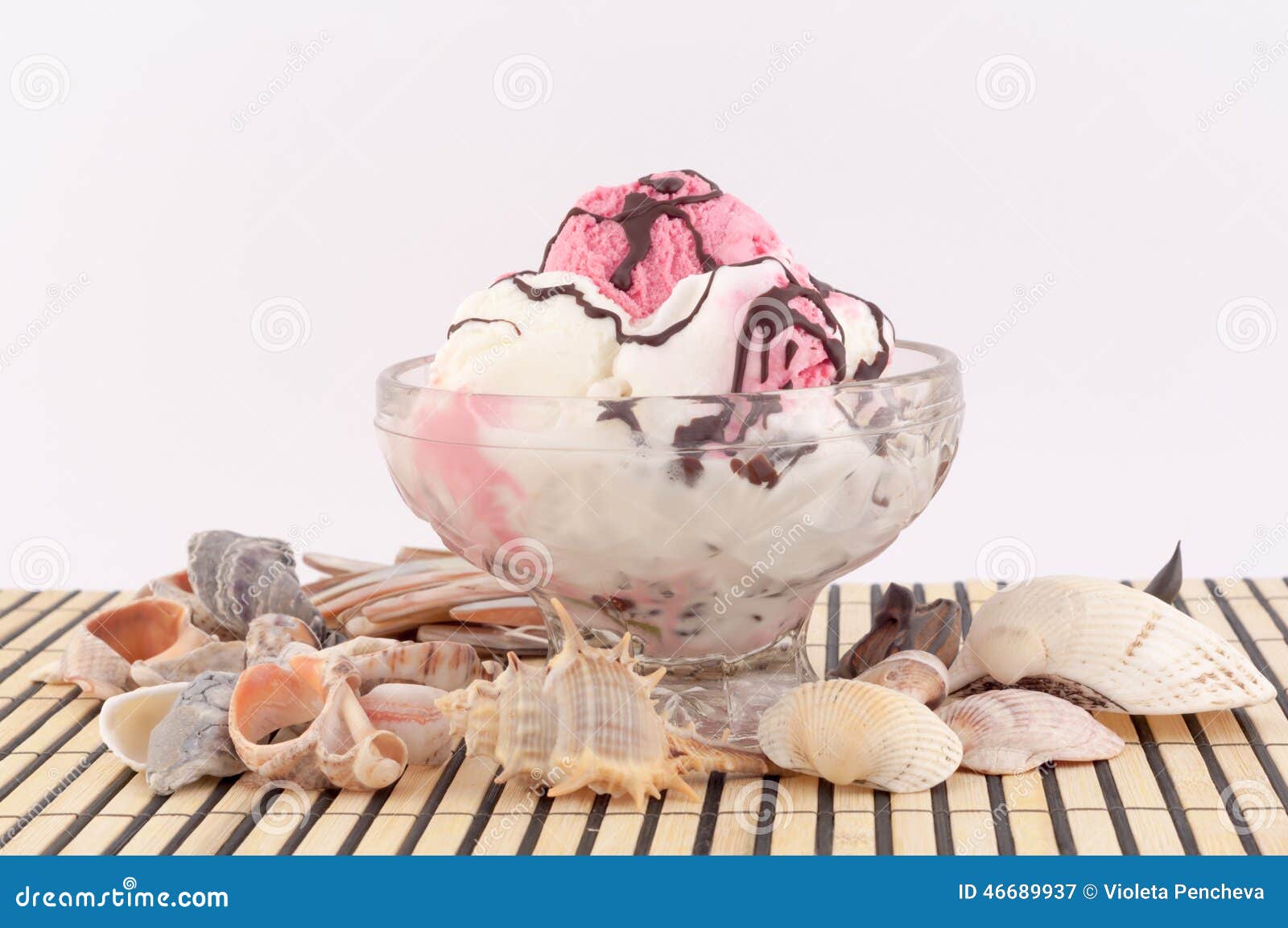 Helado Con Las Conchas Marinas Imagen de archivo - Imagen de frescura ...