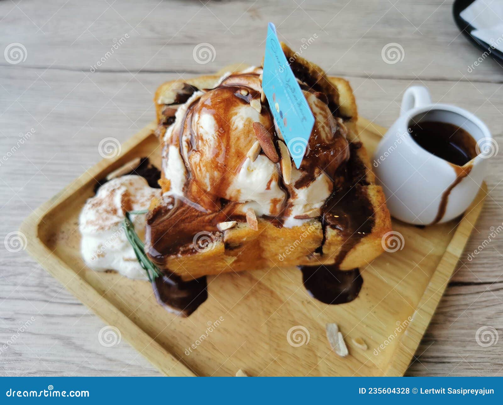 Helado Con Pan En Placa De Madera Foto de archivo - Imagen de fresco ...