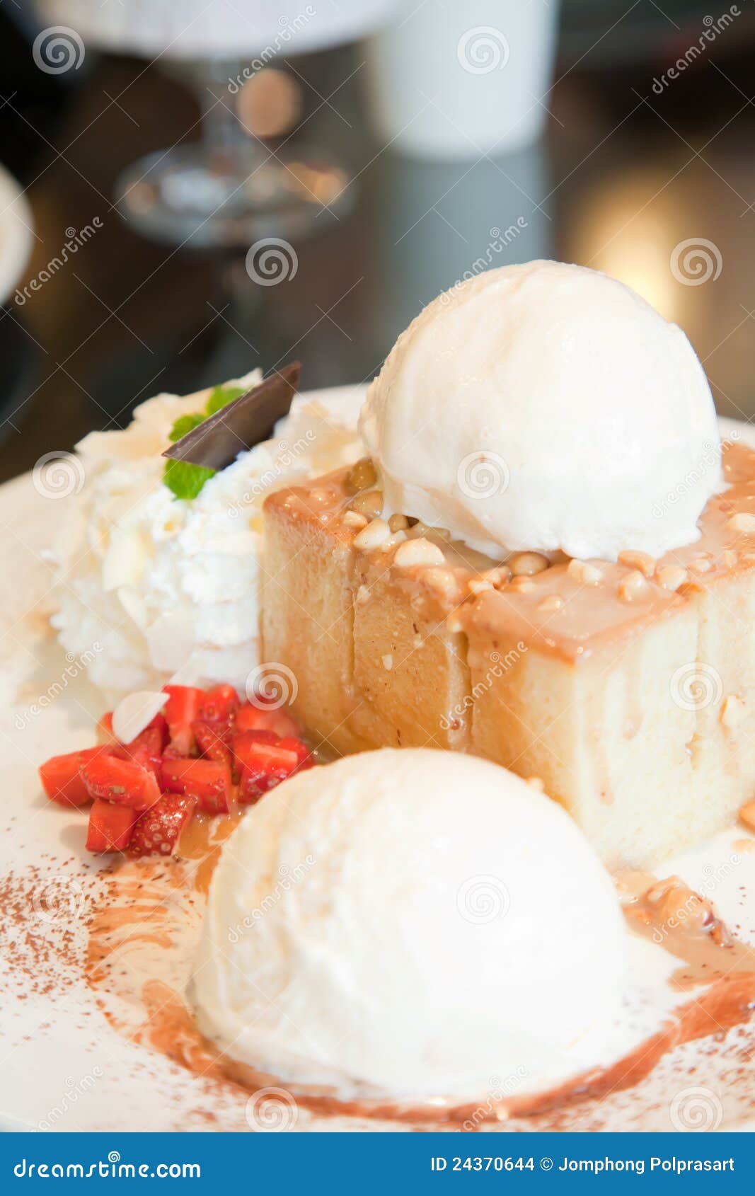 Helado con pan y la fresa foto de archivo. Imagen de dorado - 24370644