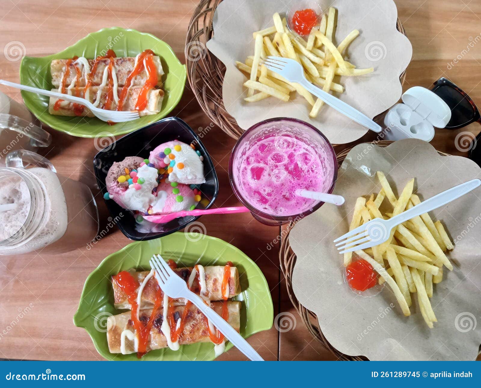 Helado con patatas fritas imagen de archivo. Imagen de cena - 261289745